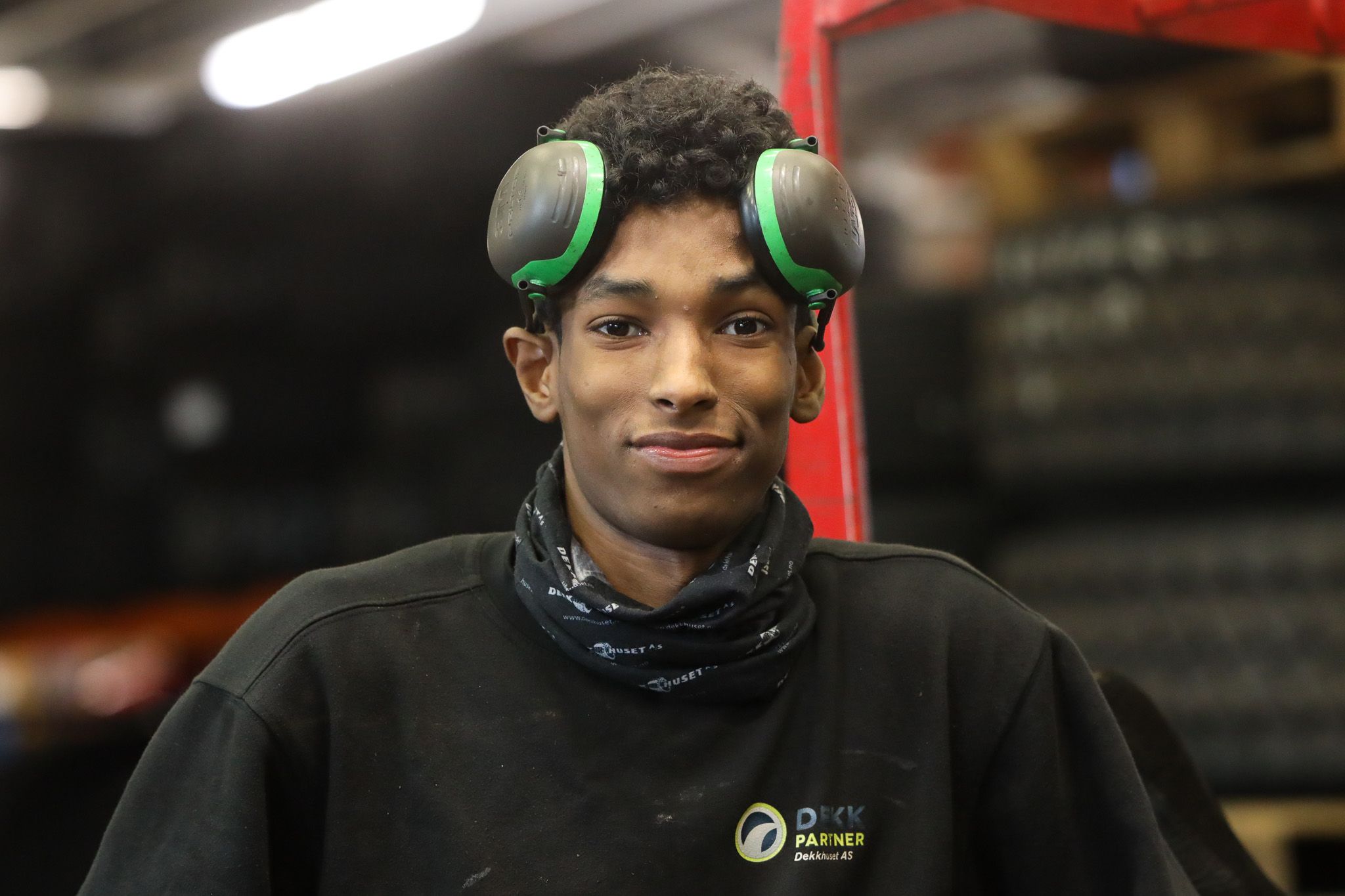 Abdi (17) skiftar dekk til den store gullmedaljen: – Det er fullt rush ...