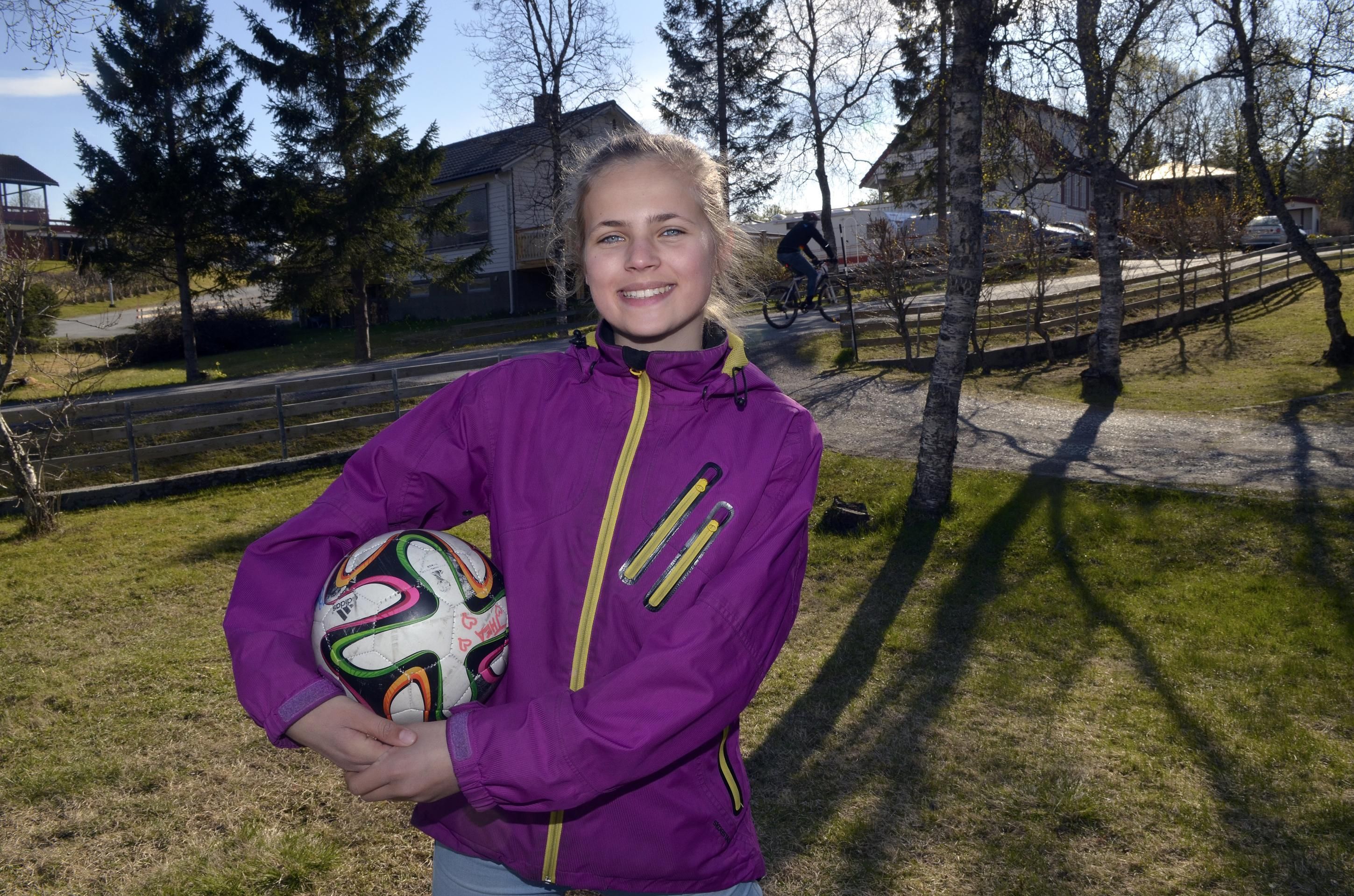 Thea (12) er en av ti finalister i MGP jr - ht.no