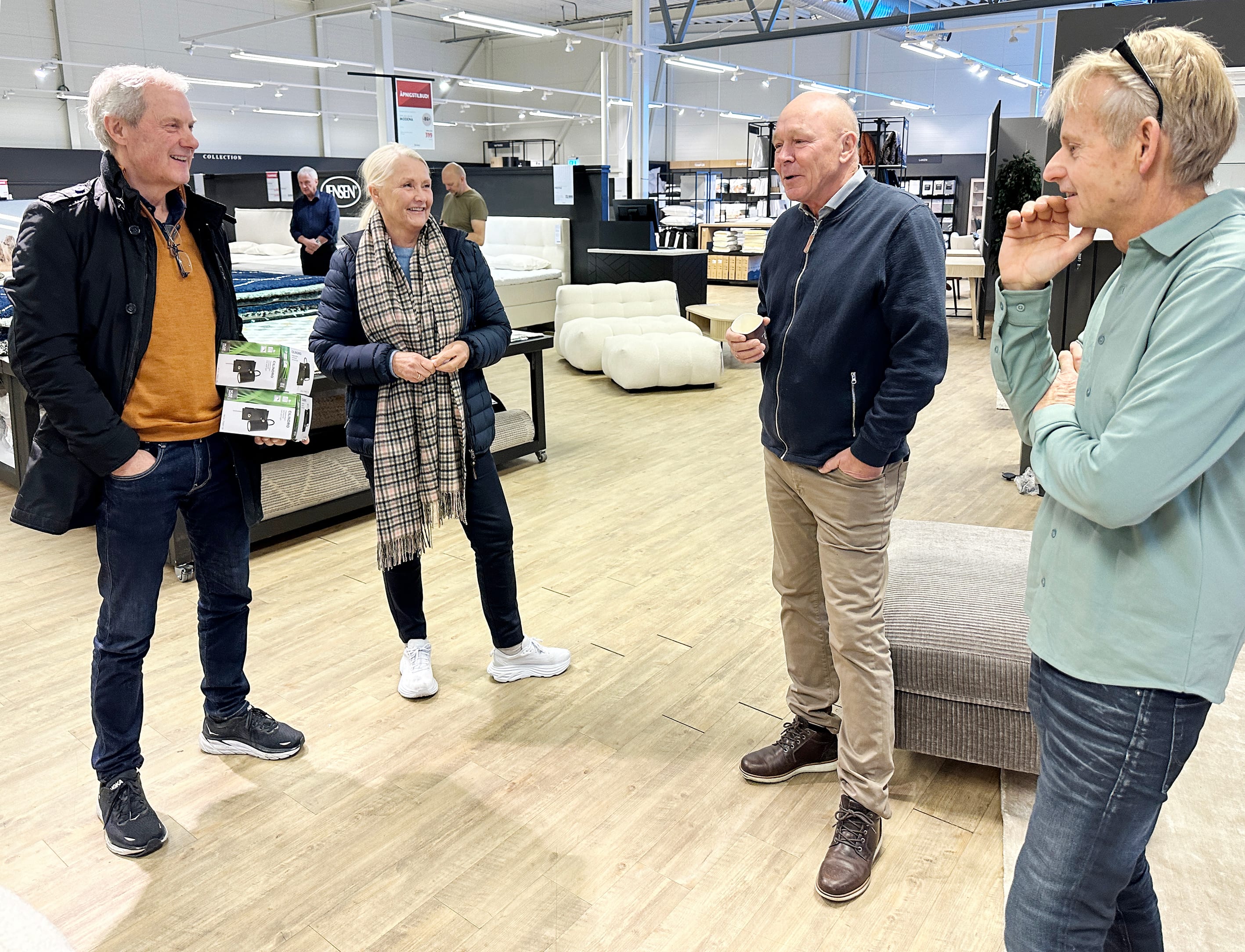 Storkunde stakk innom på åpningsdagen: – Han har handlet møbler for ...