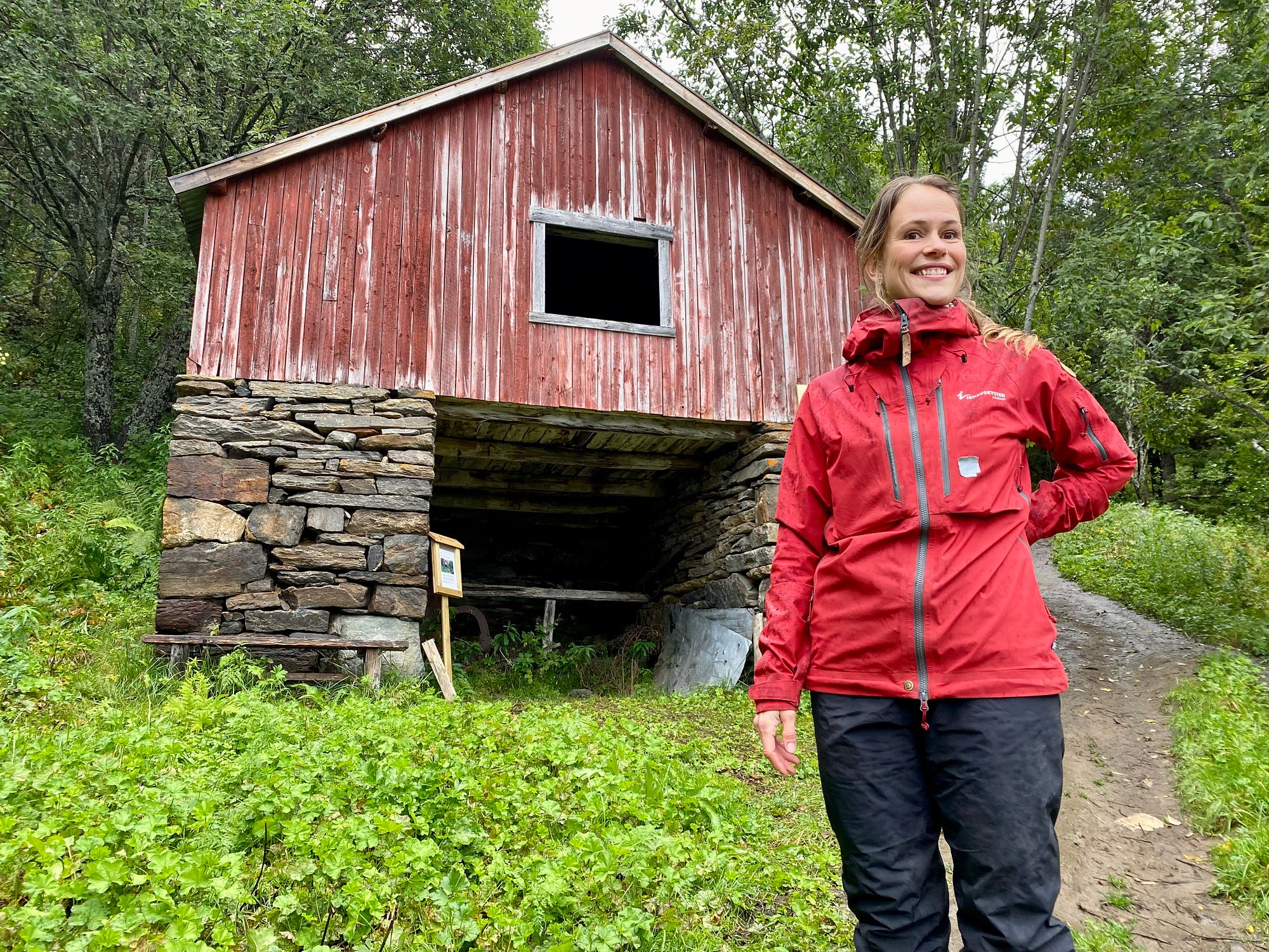 Denne setra gjøres klar for oss – og nå har Tine Marie satt seg høye ...