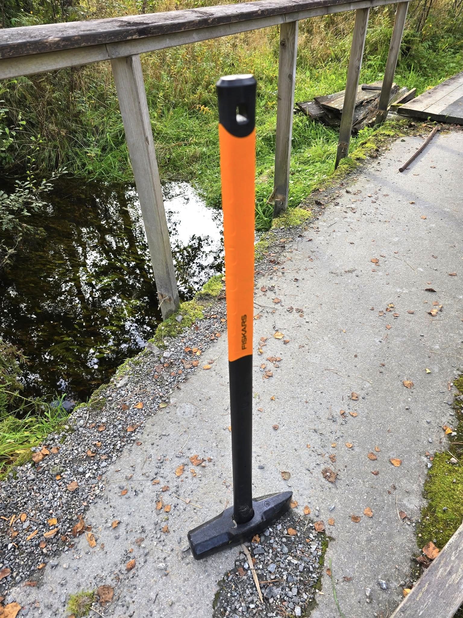 De slo ned rekkverket med slegge - bygdanytt.no