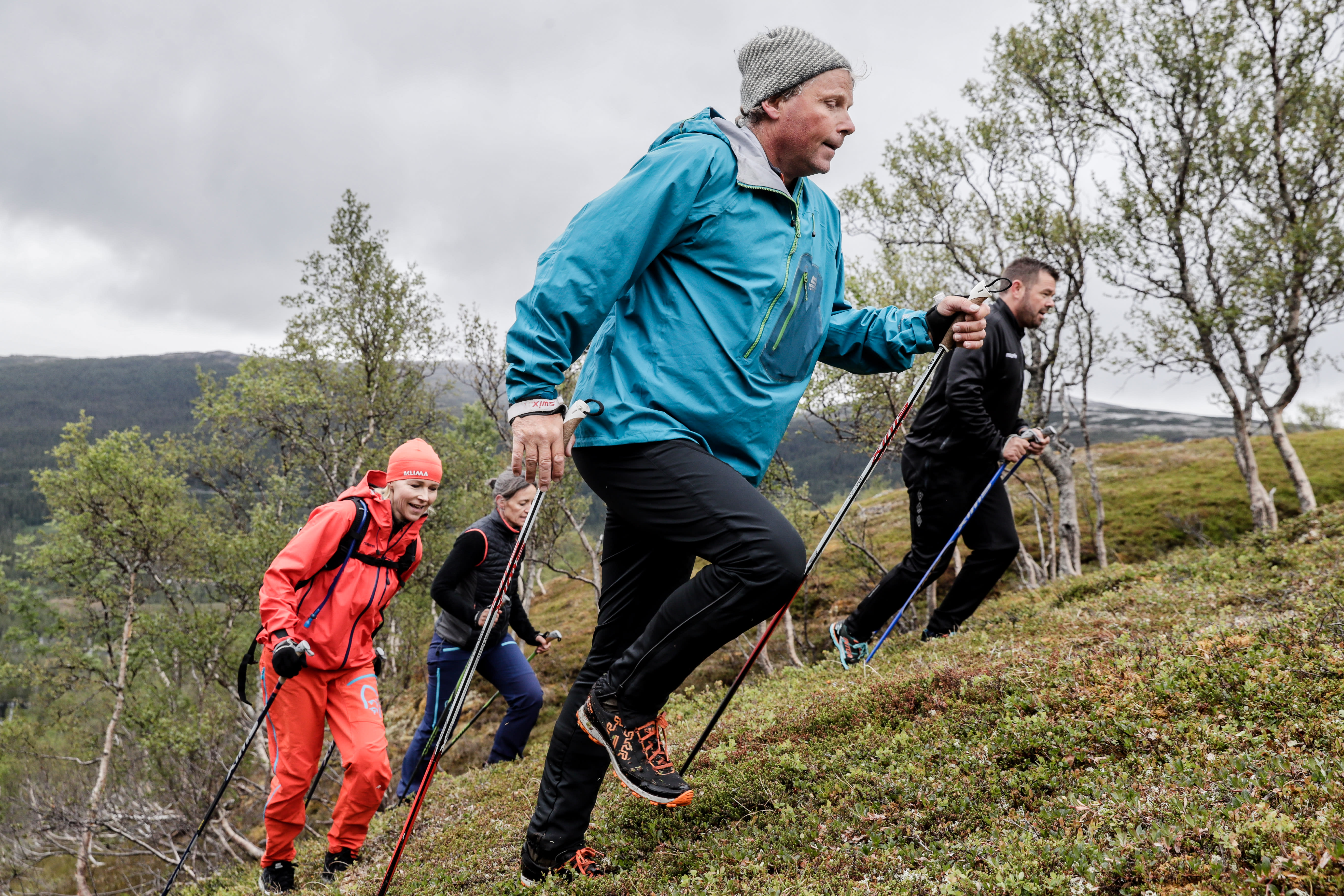 Synes du det ser rart ut å gå med staver på tur? Her er flere grunner ...