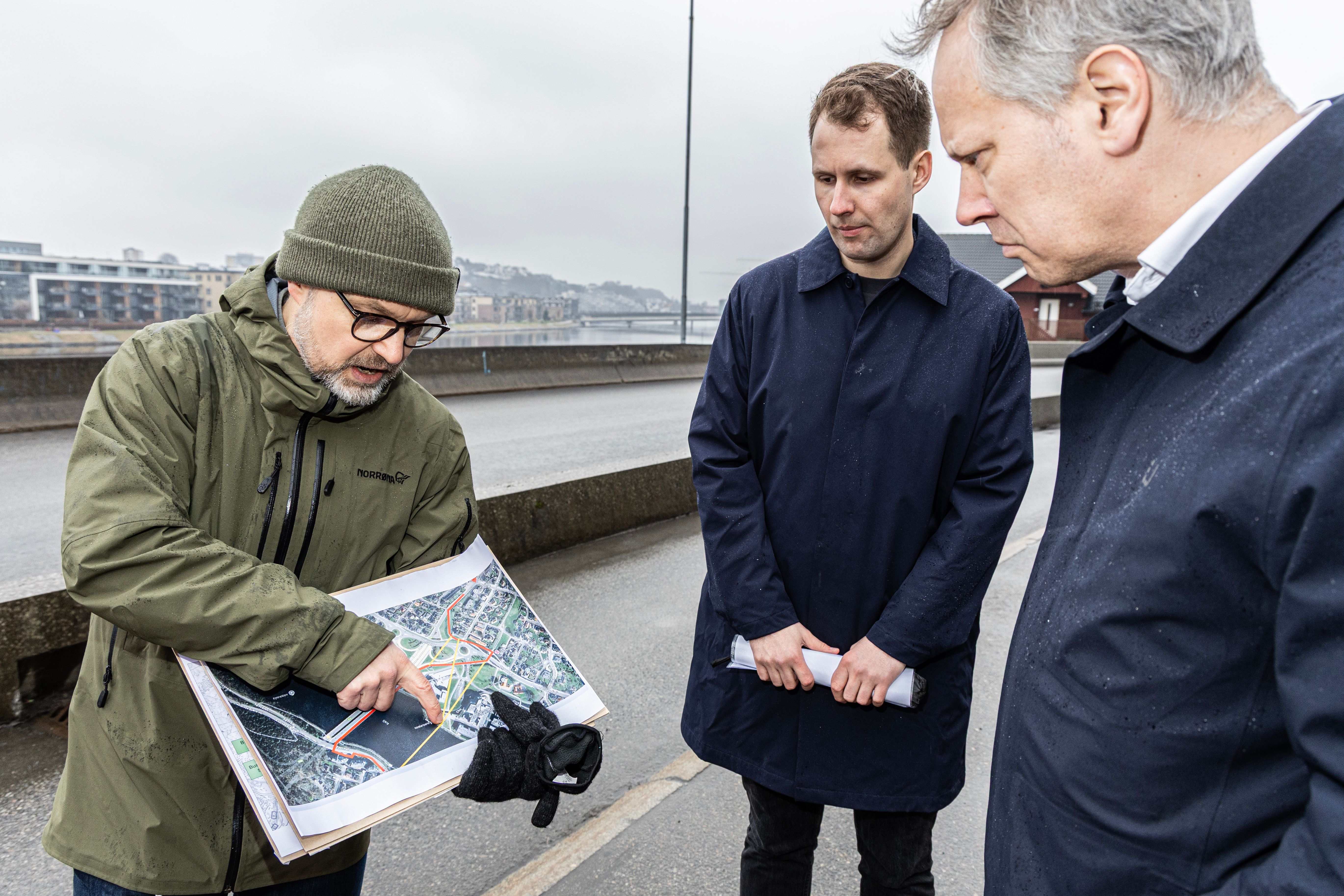Samferdselsminister Jon-Ivar Nygård fikk høre om nye sykkelbro-planer ...