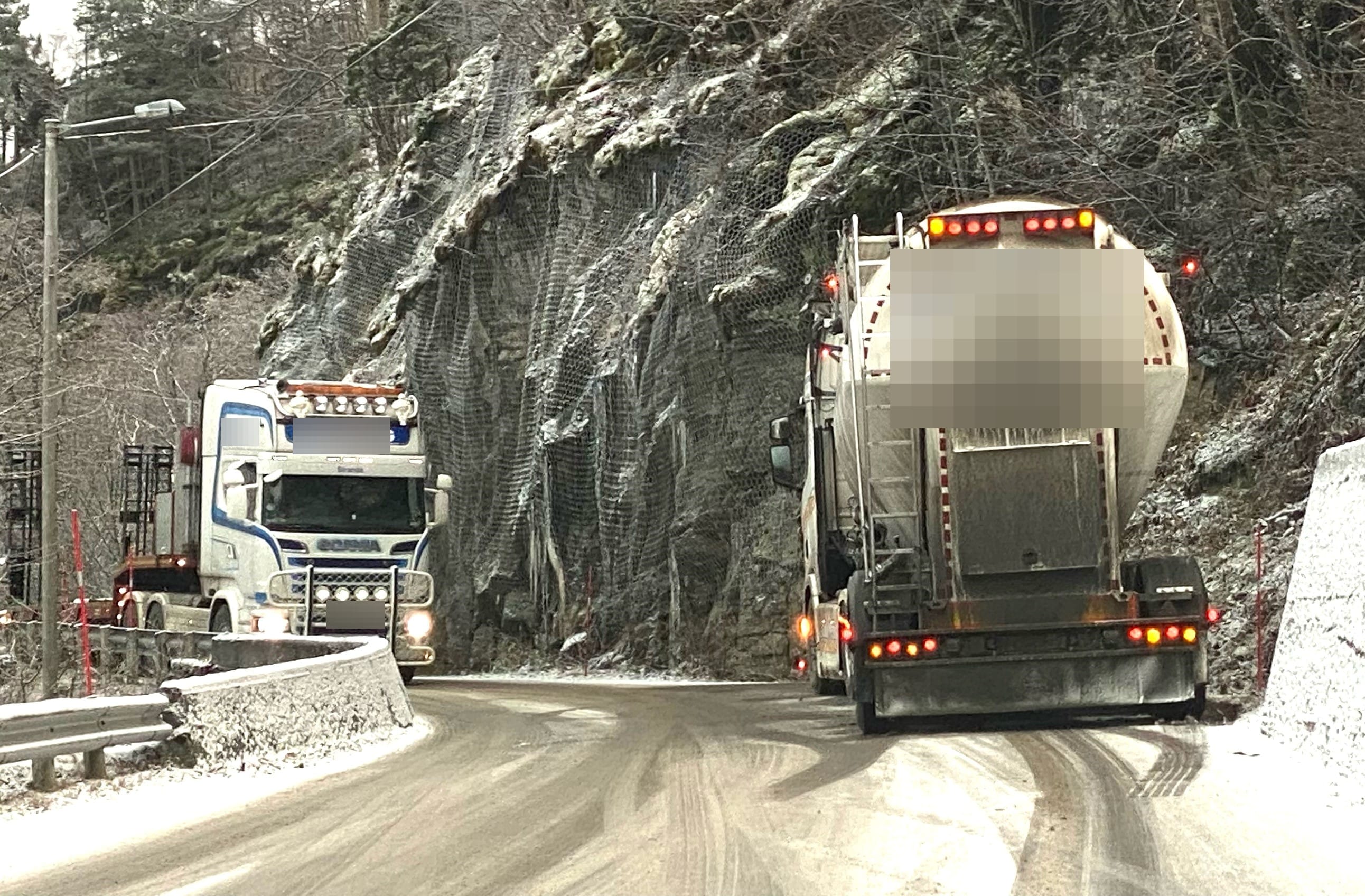 Tankbil stod fast midt i bakken - nyss.no