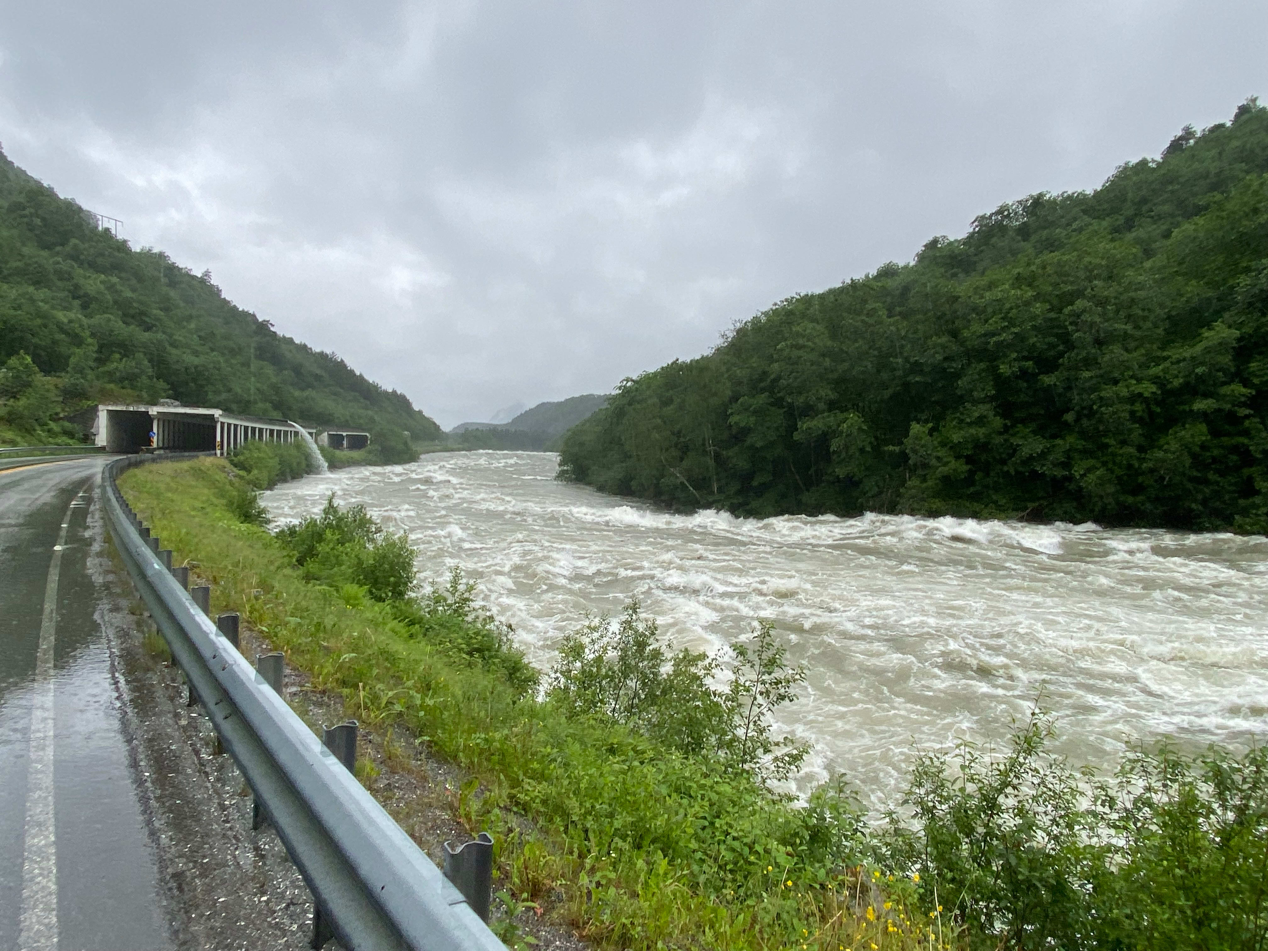 Driva stiger og drama i sideelv i Oppdal: – Måtte berge en unge opp av ...
