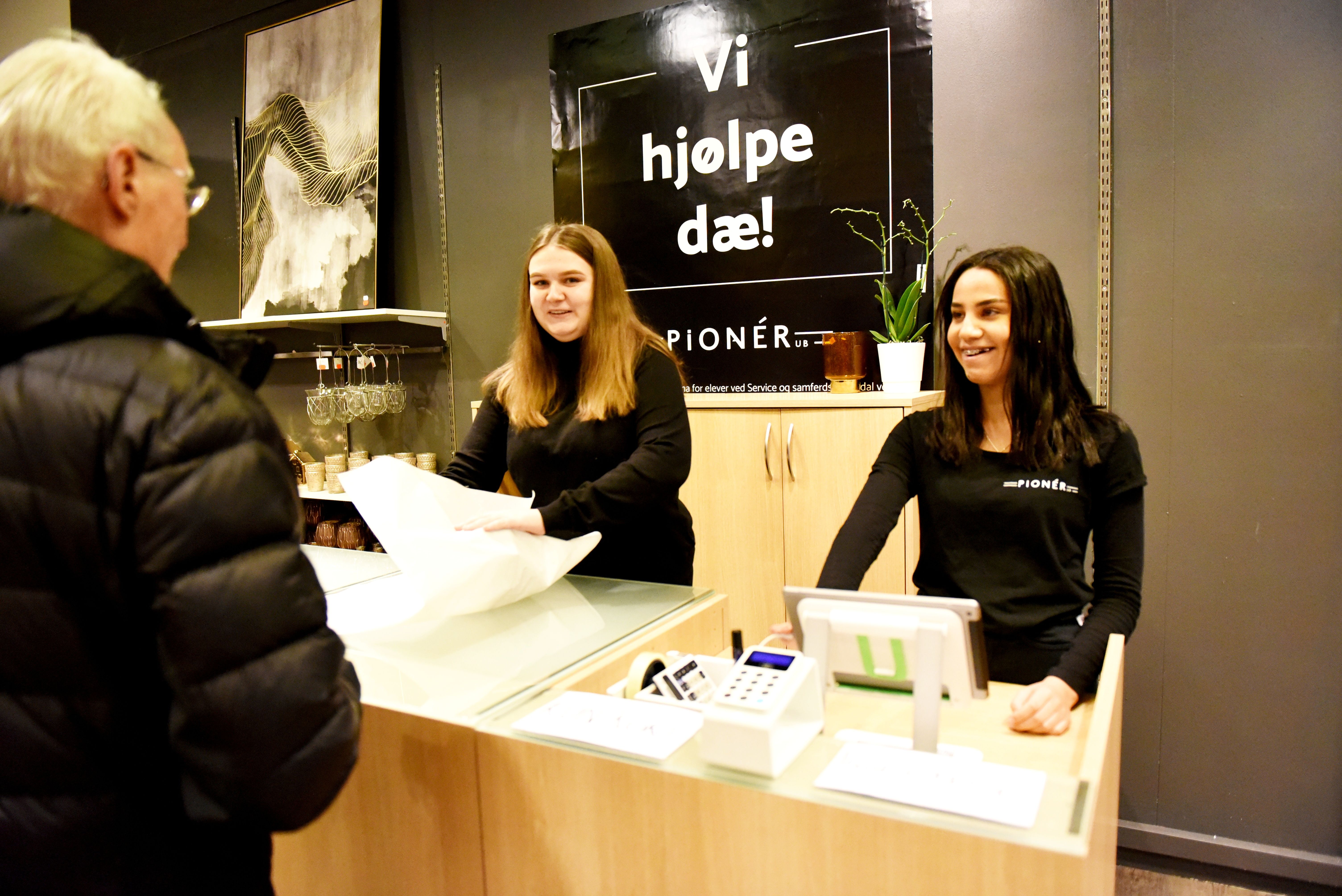 Vi har hatt noen sure kunder, men vi lærer jo oss å takle det, også ...