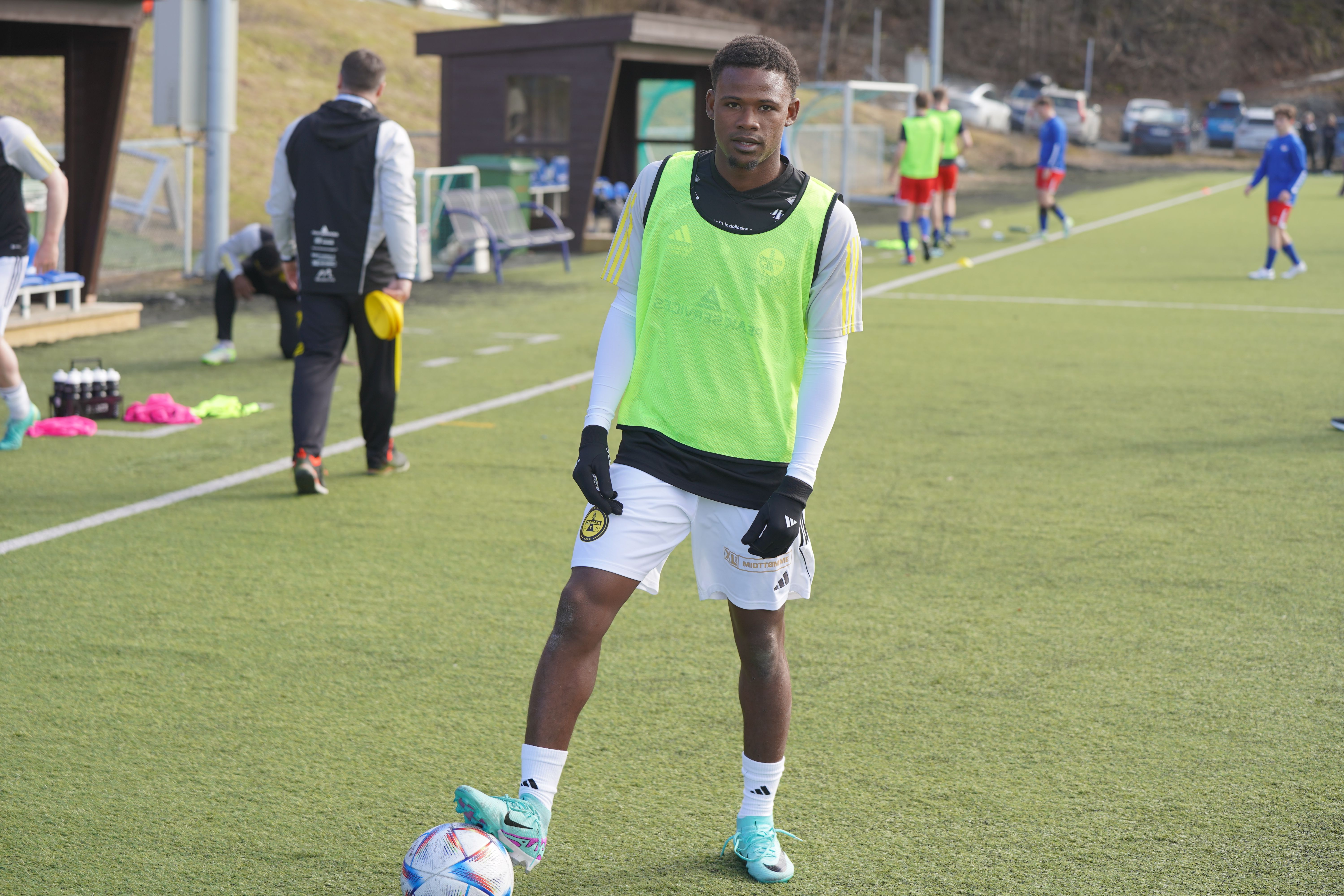 Troy (23) har begynt karrieren i norsk fotball: – Jeg fokuserer på å ...