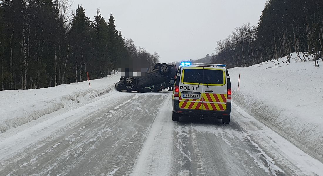 Bil med kvinne og barn havnet på taket på fylkesvei 30 - adressa.no Bil med kvinne og barn havnet på taket på fylkesvei 30 - adressa.no