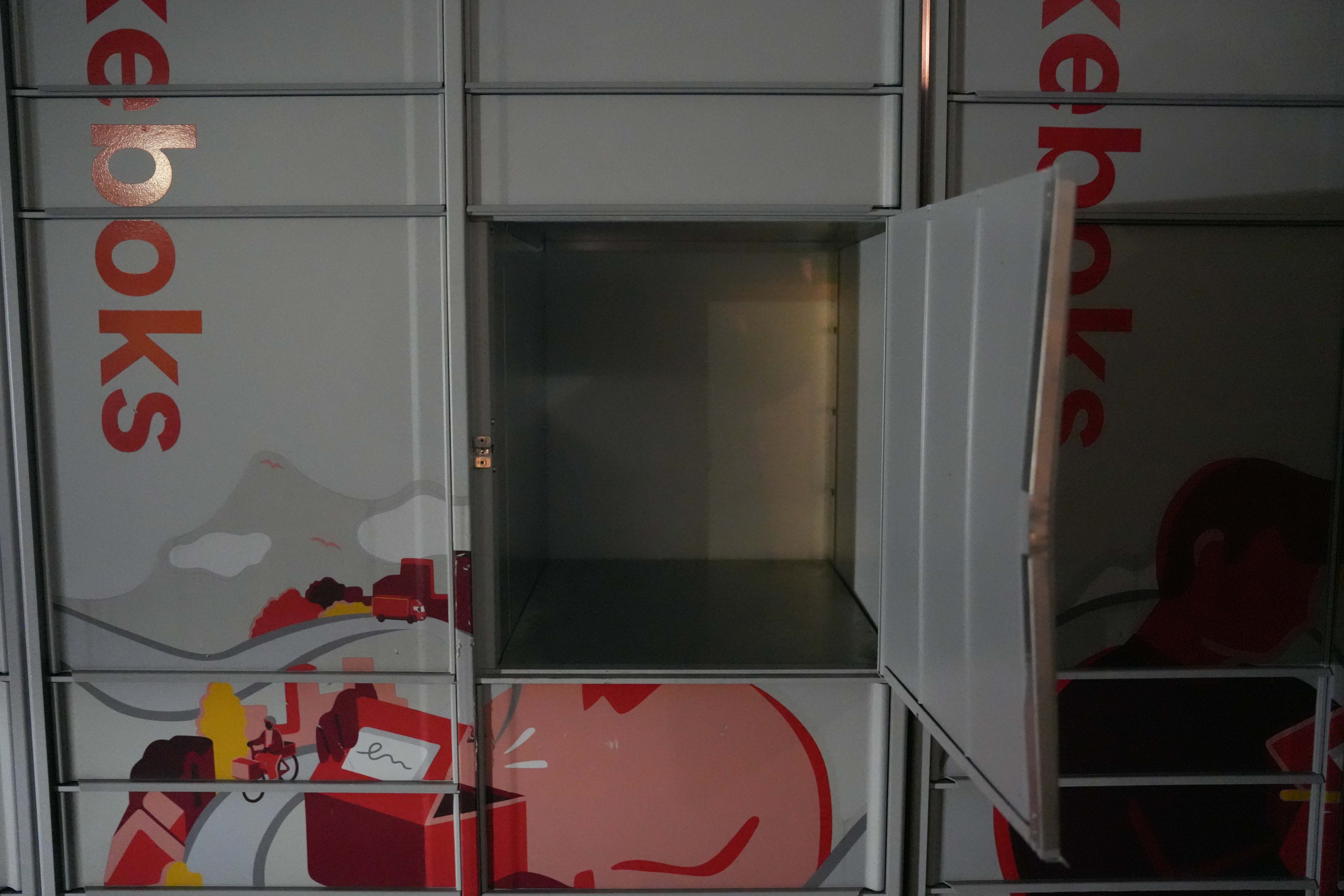 Barn låst inne i pakkeboks: Måtte brytes ut av brannvesenet - fvn.no