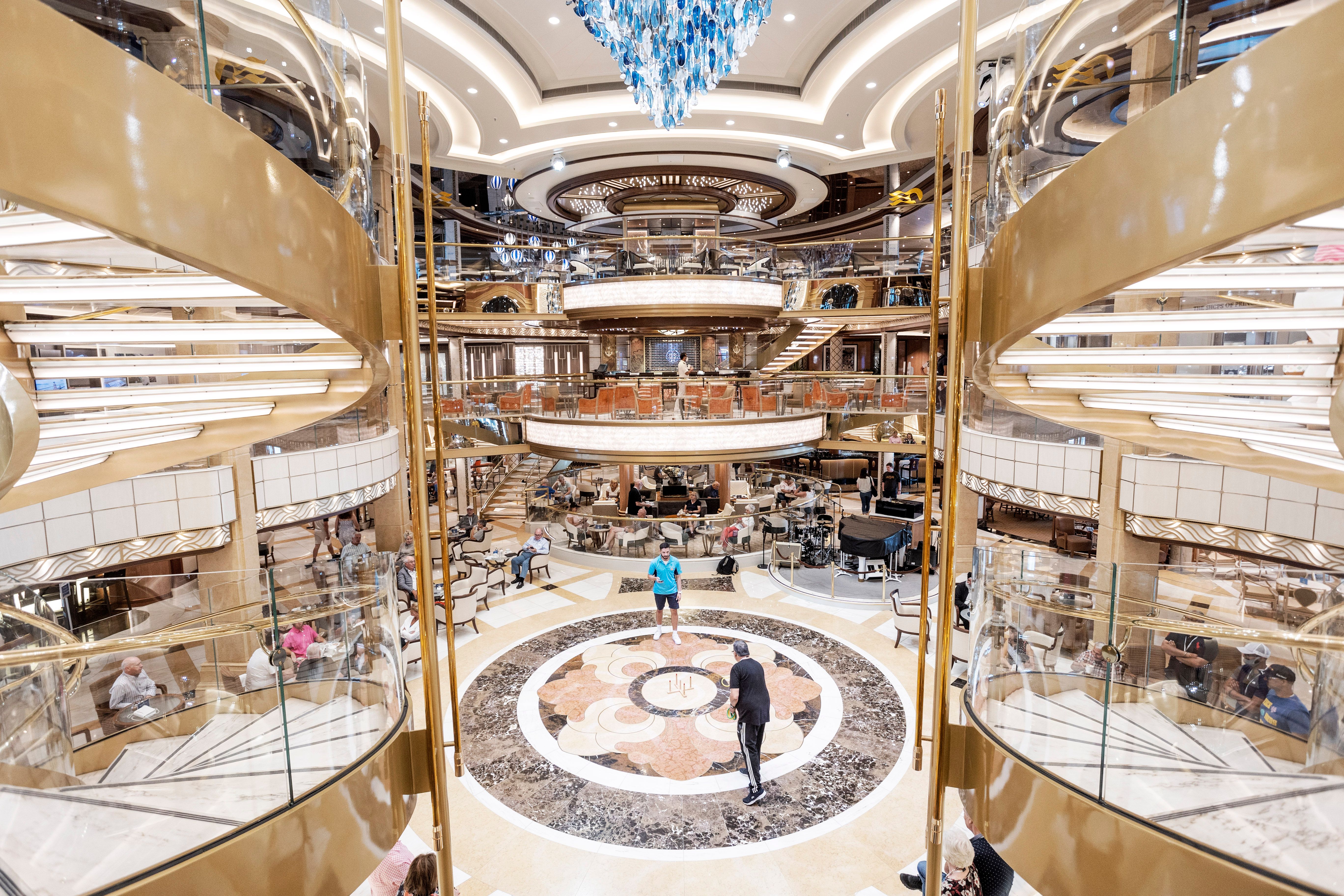 330 meter flytende luksus. Slik har cruiseturistene det om bord. - fvn.no