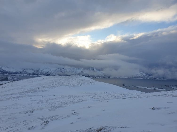 Byger, torden og kuling: – Regn med en god del snø det nærmeste døgnet ...