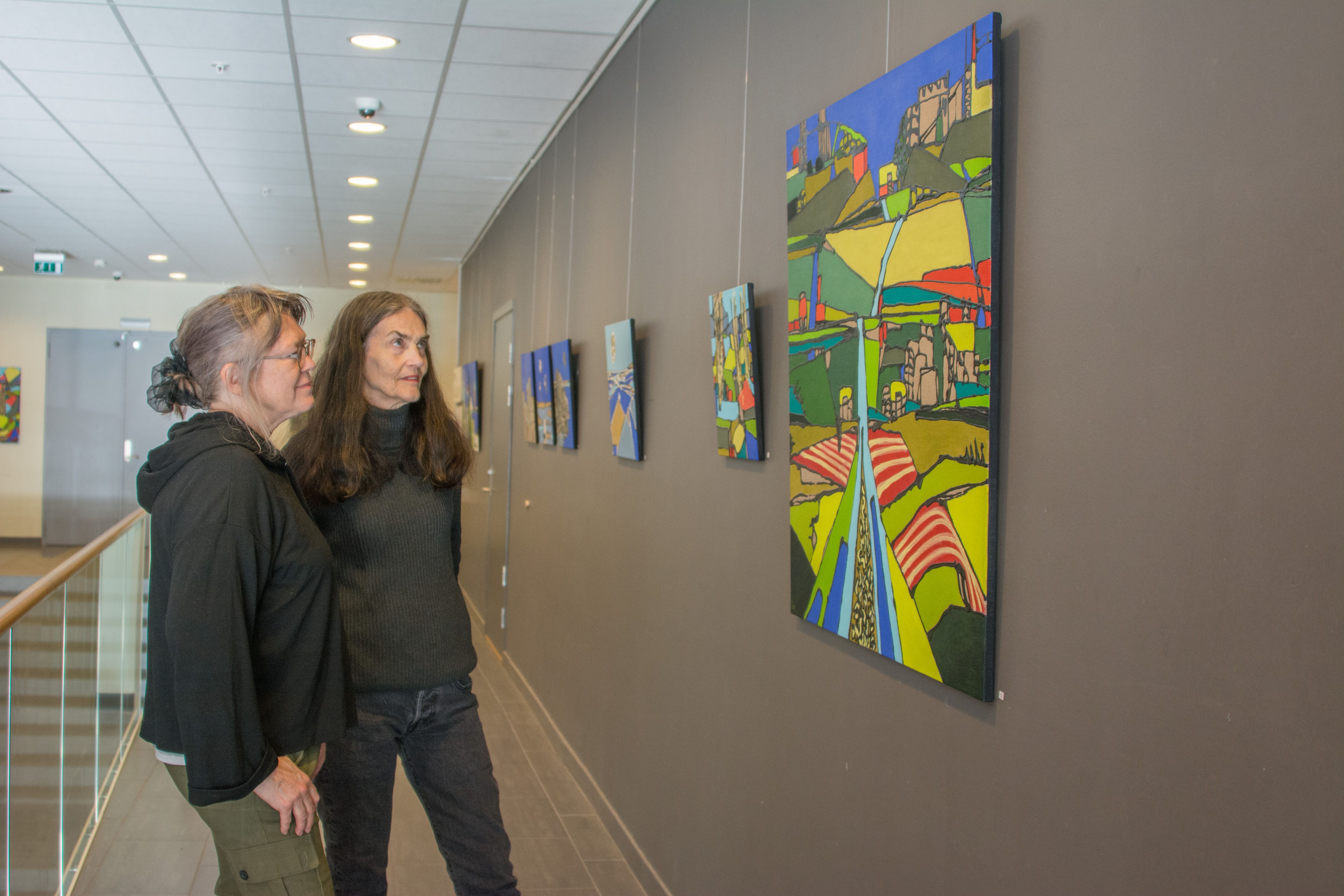 Sterke farger og skarpe linjer på Gråveggen - andalsnes-avis.no