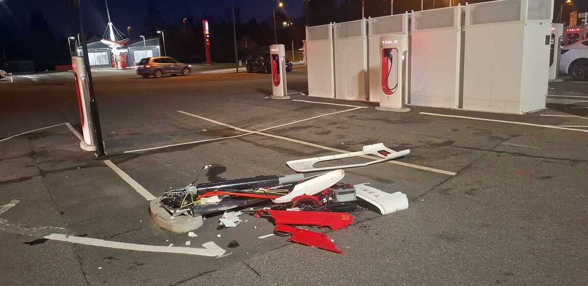 Kjørte ned Tesla-lader – forsvant fra stedet - fvn.no