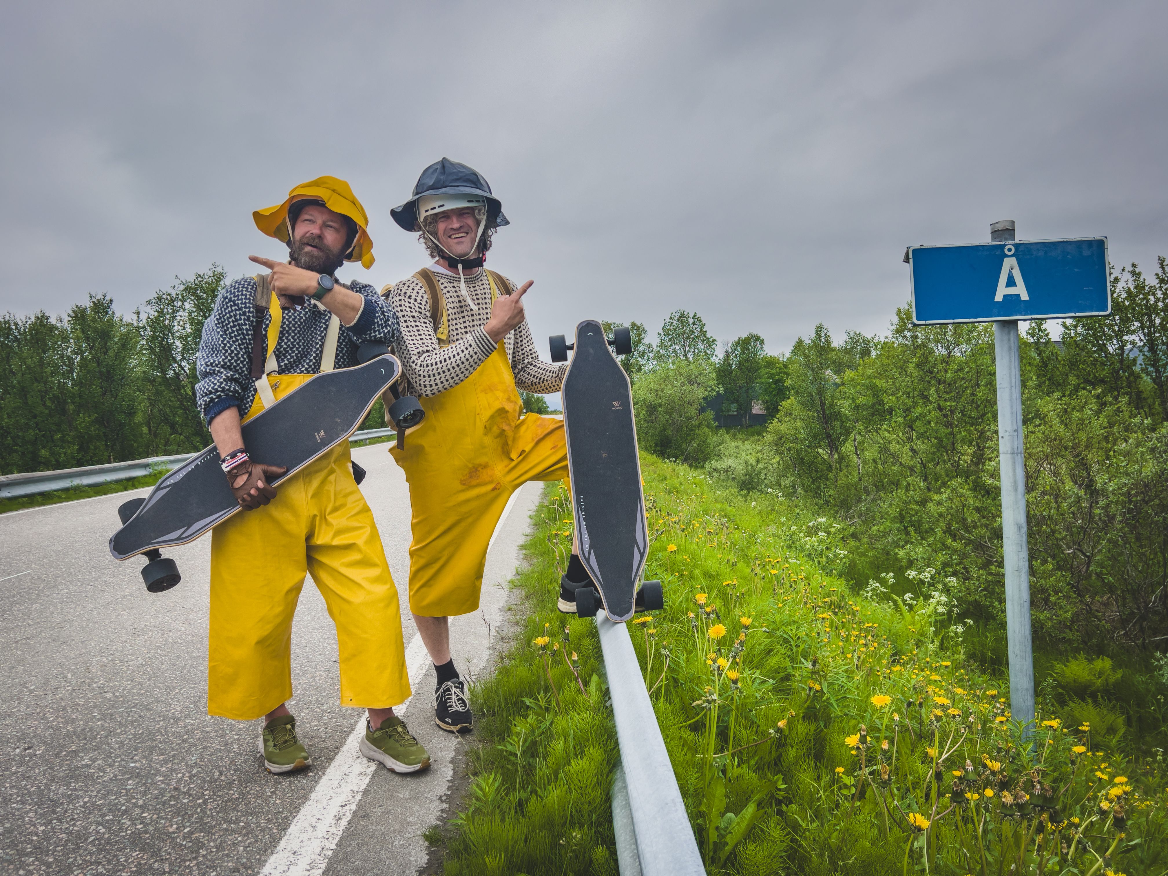 «Petter Uteligger» og Aleksander Gamme kjører skateboard fra Å i Andøy ...
