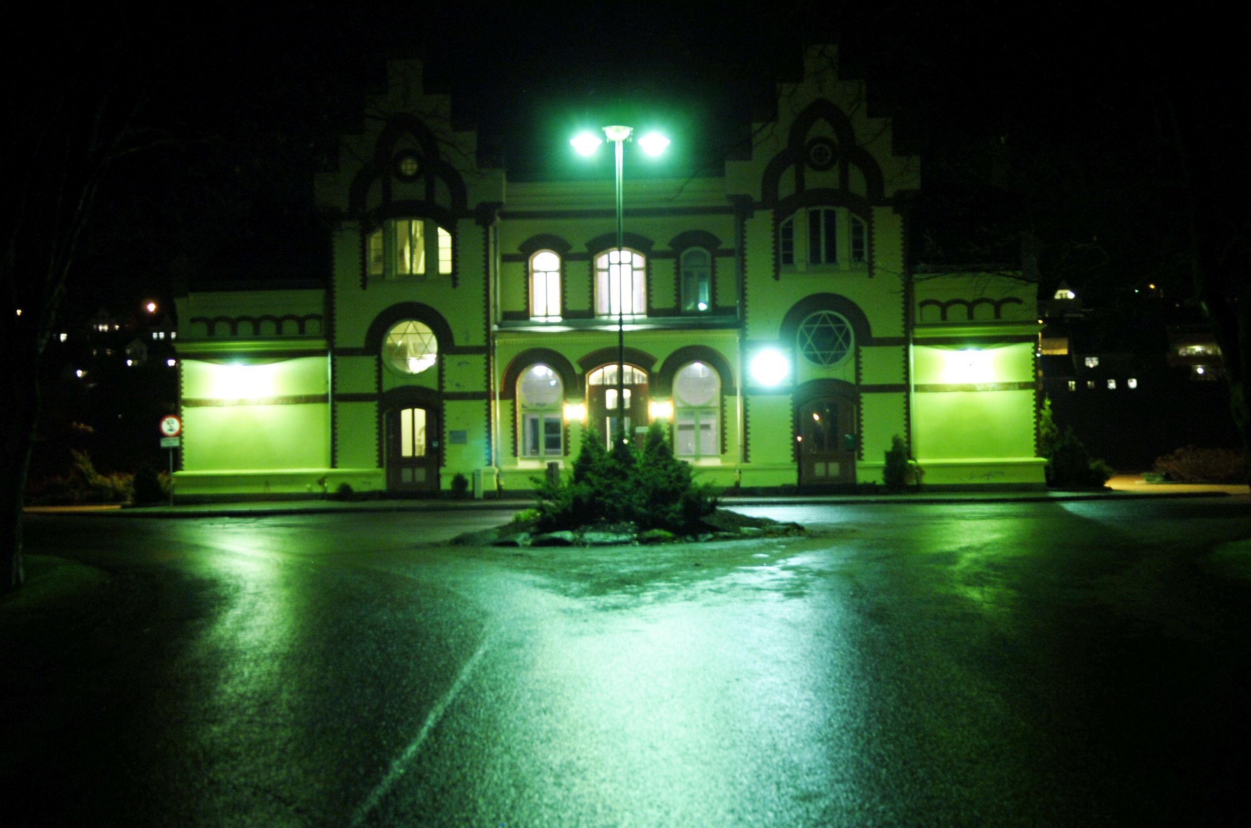 Ble funnet sovende med en dunk hjemmebrent på jernbanestasjonen ...