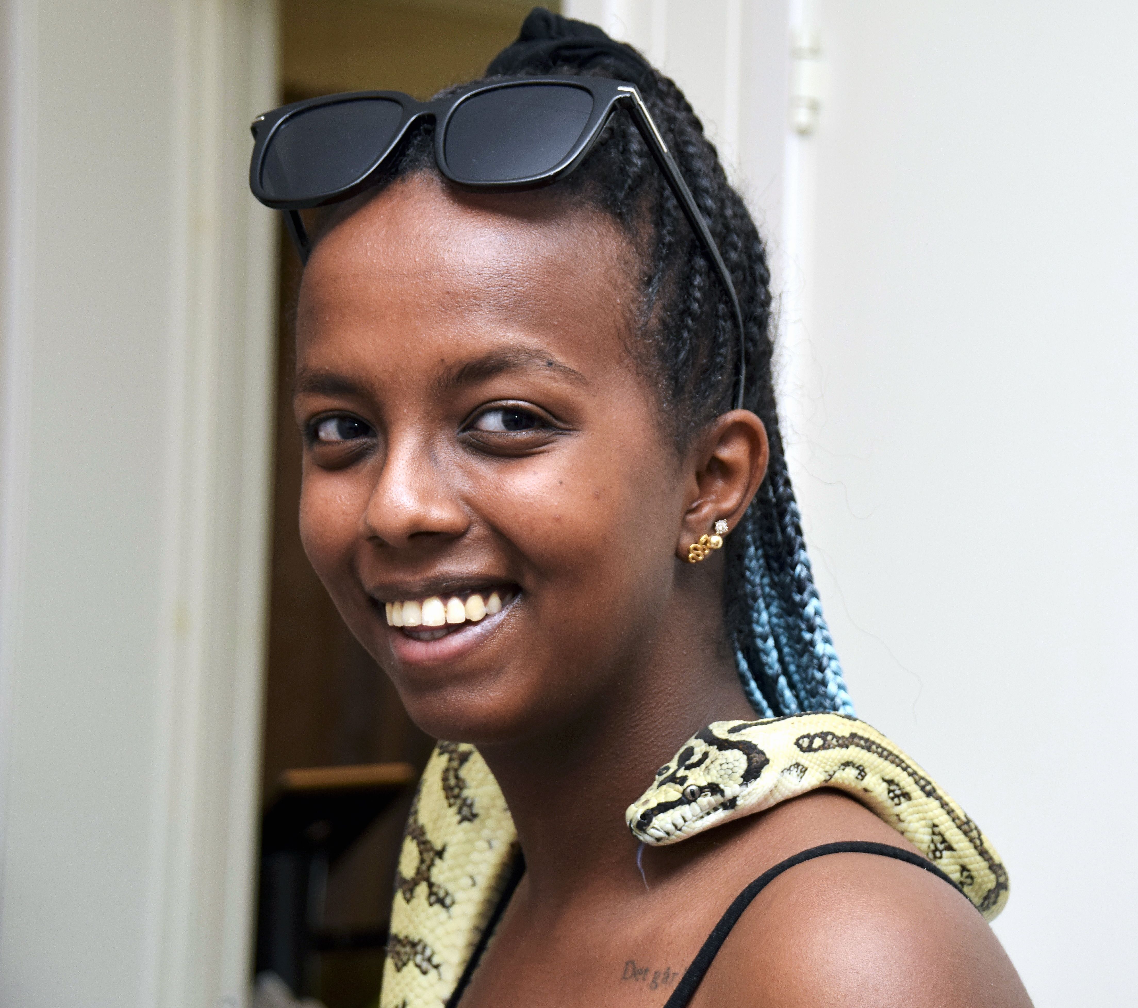 Hannah bur saman med 2,8 meter lang slange - smp.no