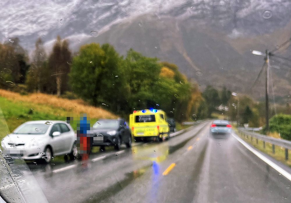 Fire personer involvert i trafikkulykke på E39 - smp.no Fire personer involvert i trafikkulykke på E39 - smp.no