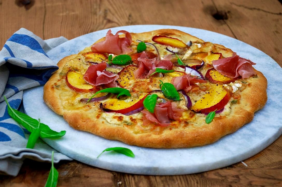 Sommar-pizza med nektarin, brie og spekeskinke - morenytt.no