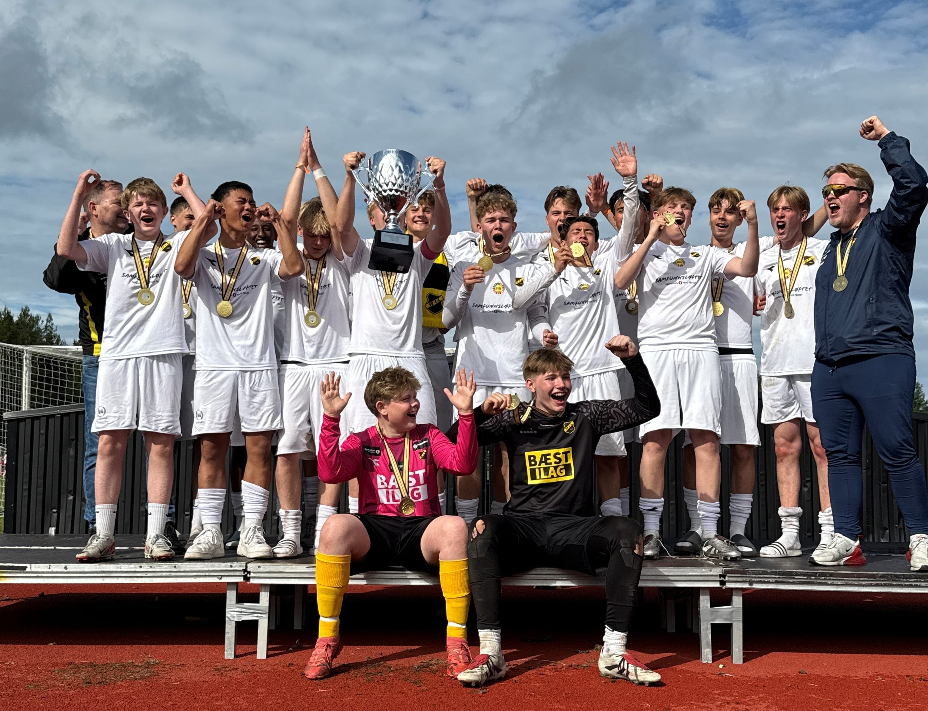 Gulljubel for Harstad IL G16 i Piteå - ht.no