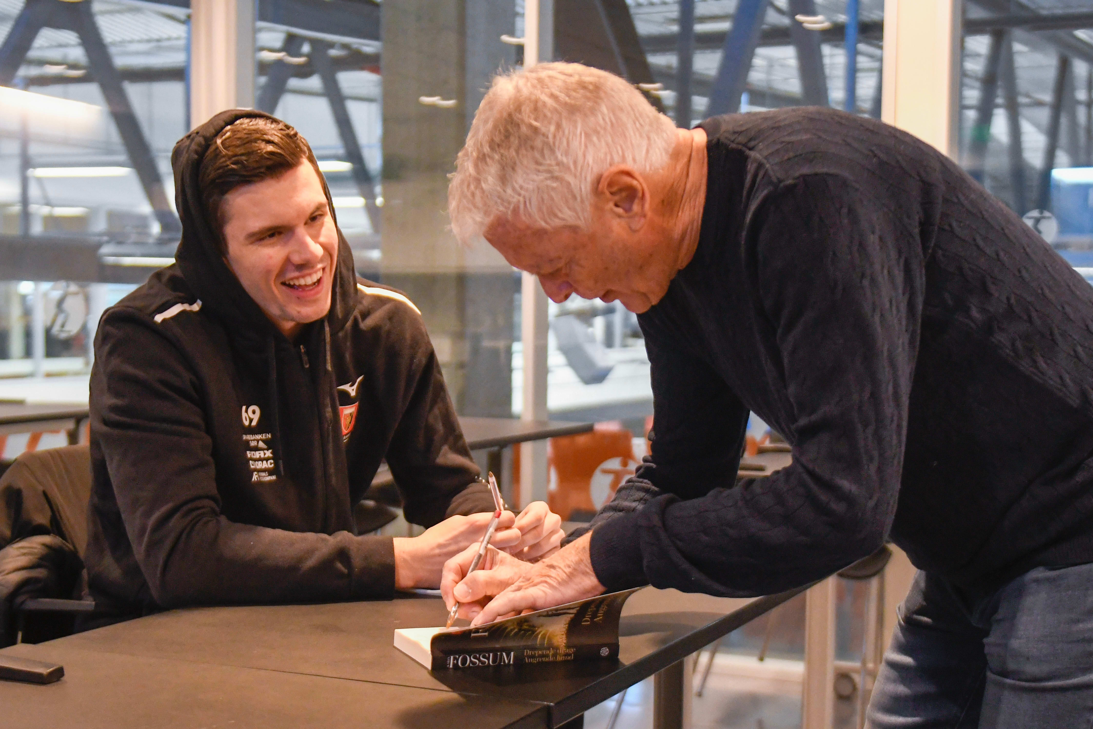 Helge (79) lærer stjernene norsk: – Og ikke bare språket. Han er livets ...