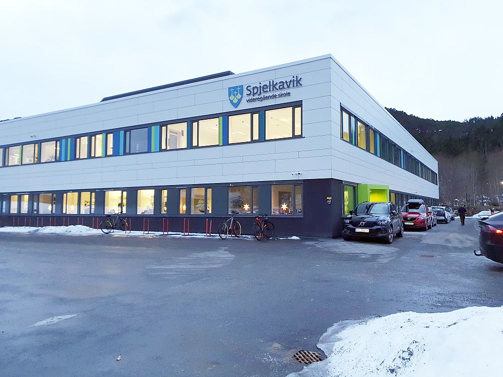 Elev slukket brann på skole - smp.no