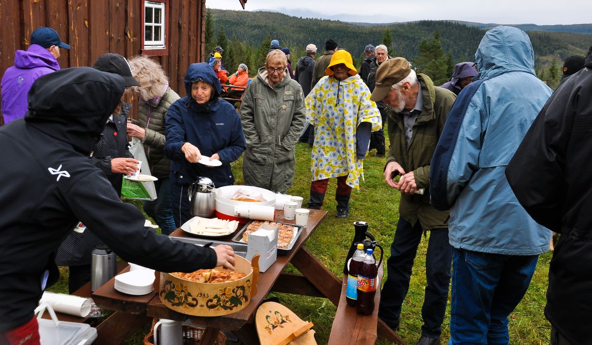 Her blir kaffebordet omringet – trosset det dystre søndagsværet - bladet.no Her blir kaffebordet omringet – trosset det dystre søndagsværet - bladet.no