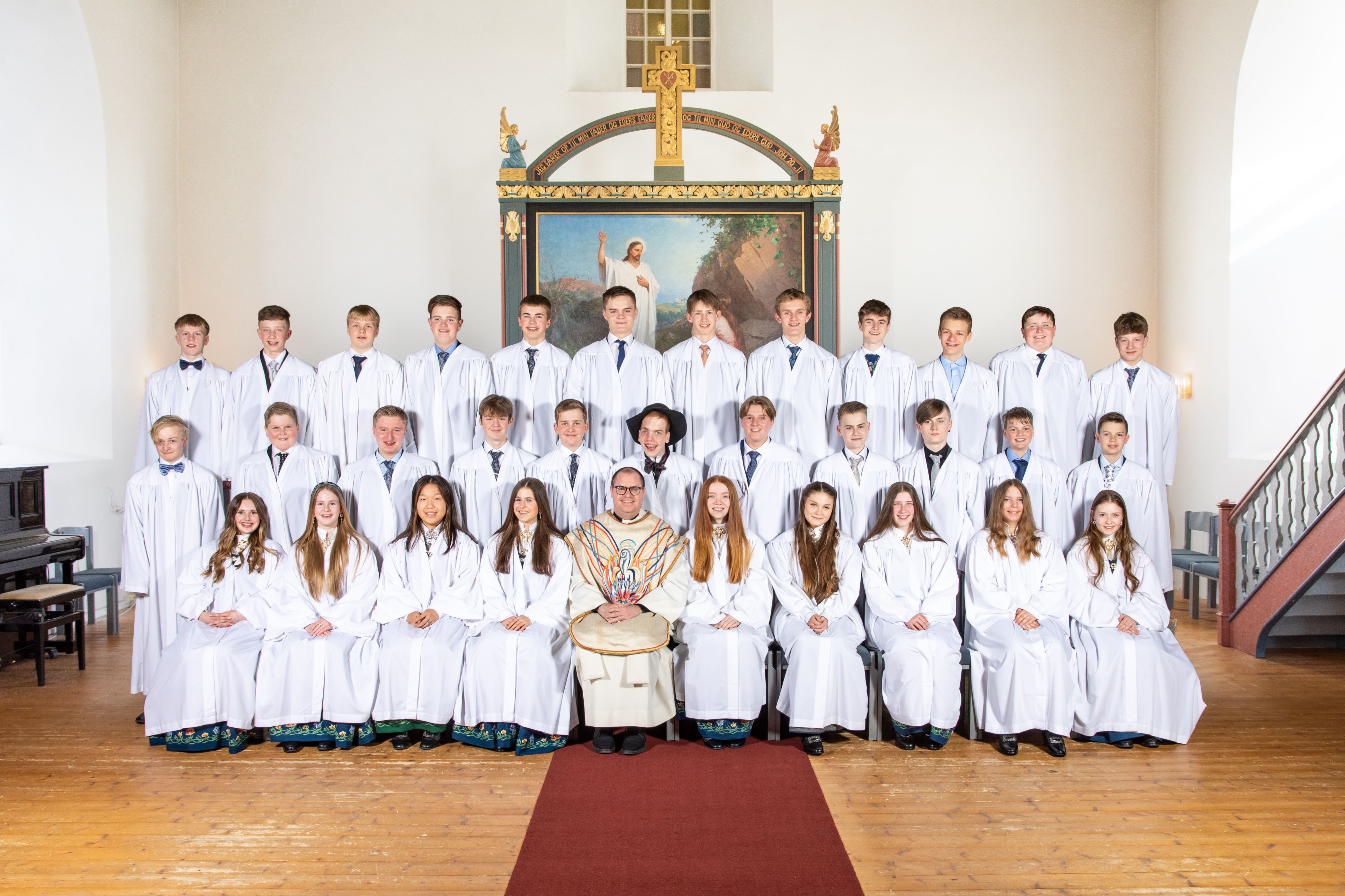 Se bilde av konfir­manter fra Salhus i Brønnøy kirke - banett.no