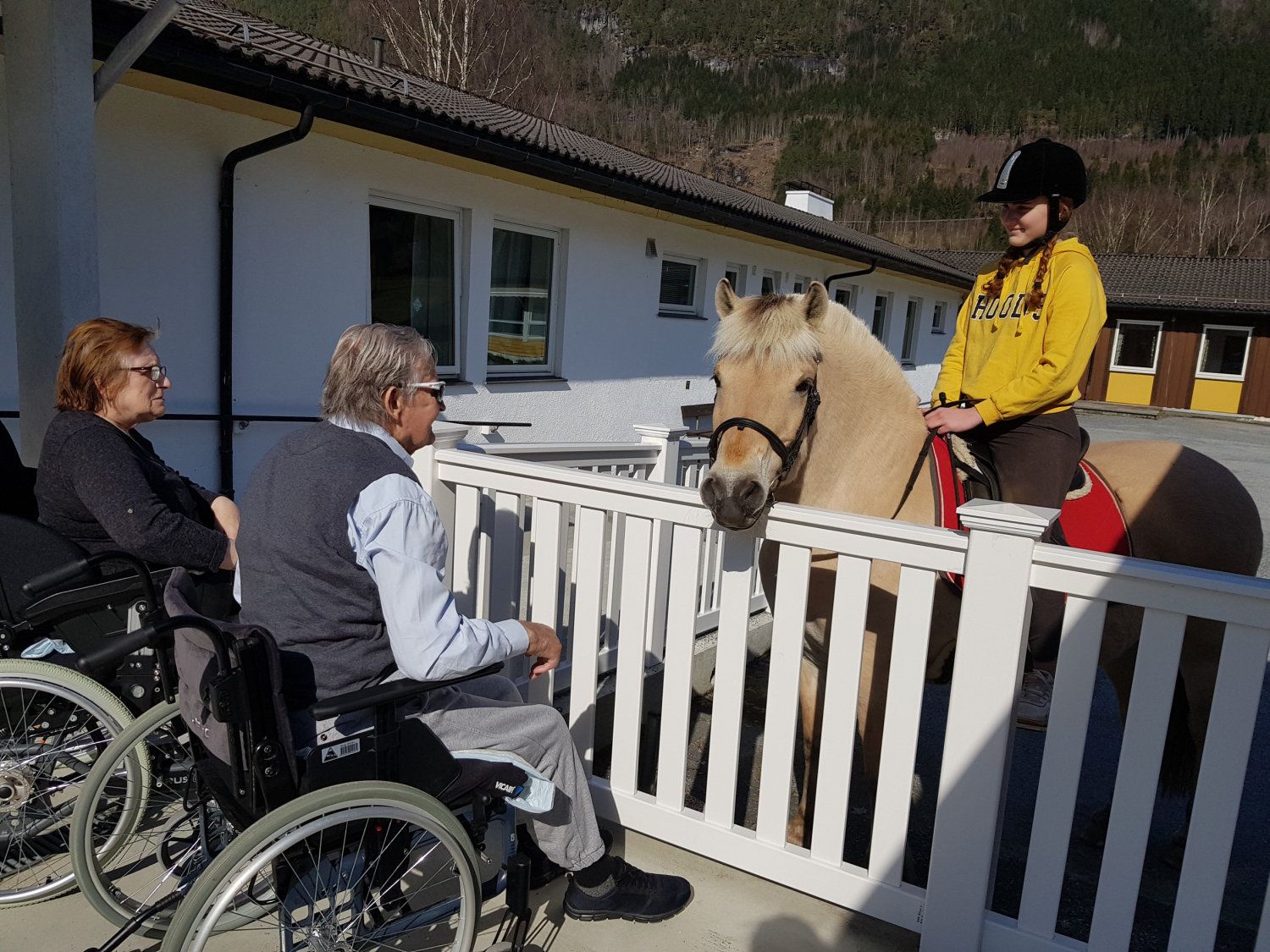 Hestebesøk og utandørs konsert ved Vikane Omsorgssenter - fjordingen.no