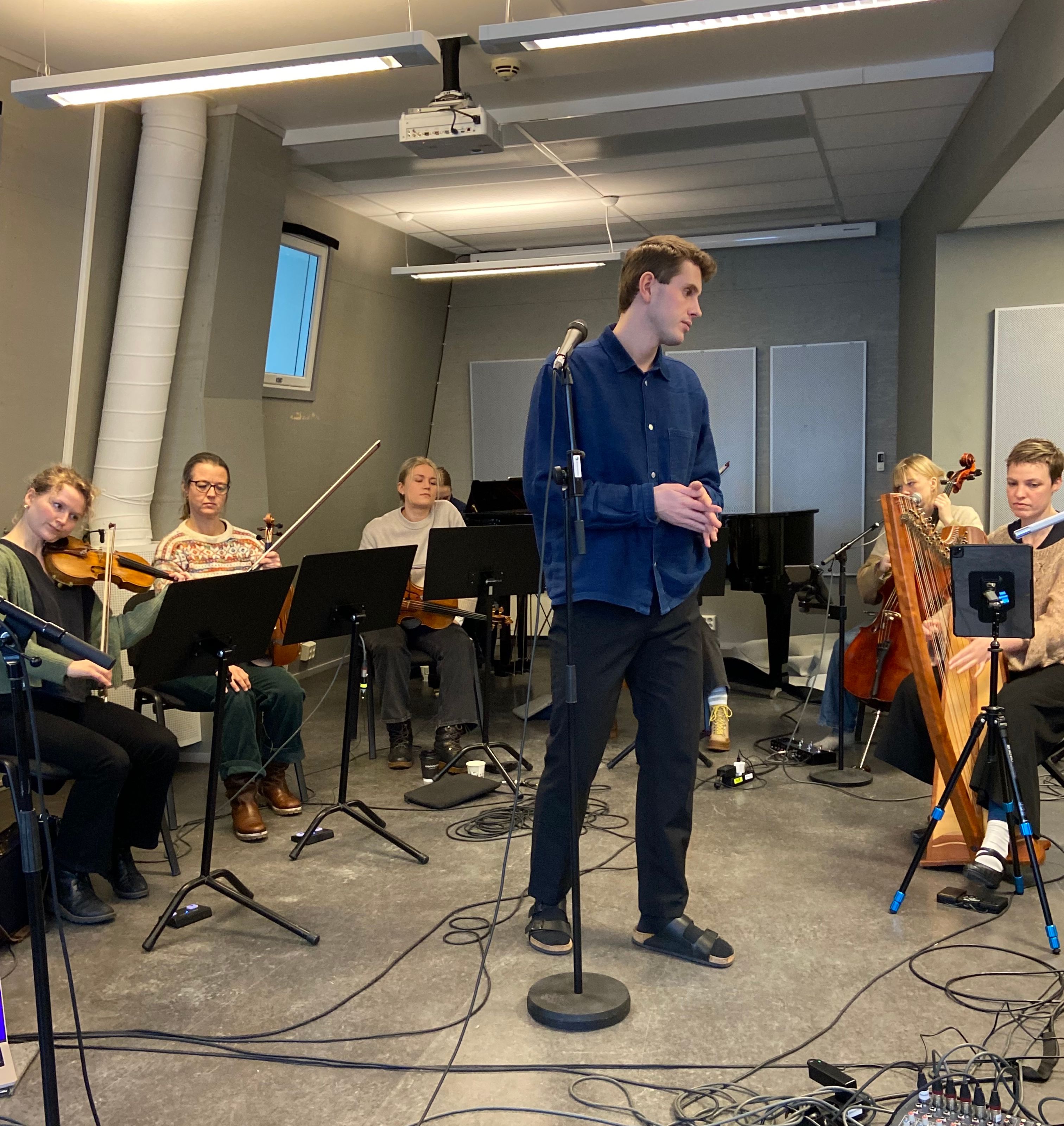 Tar med seg strykere til konsert på hjemmebane: – I sitt rette element ...