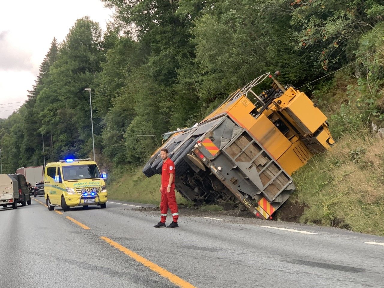 Mobilkran har veltet på E 39 - fvn.no