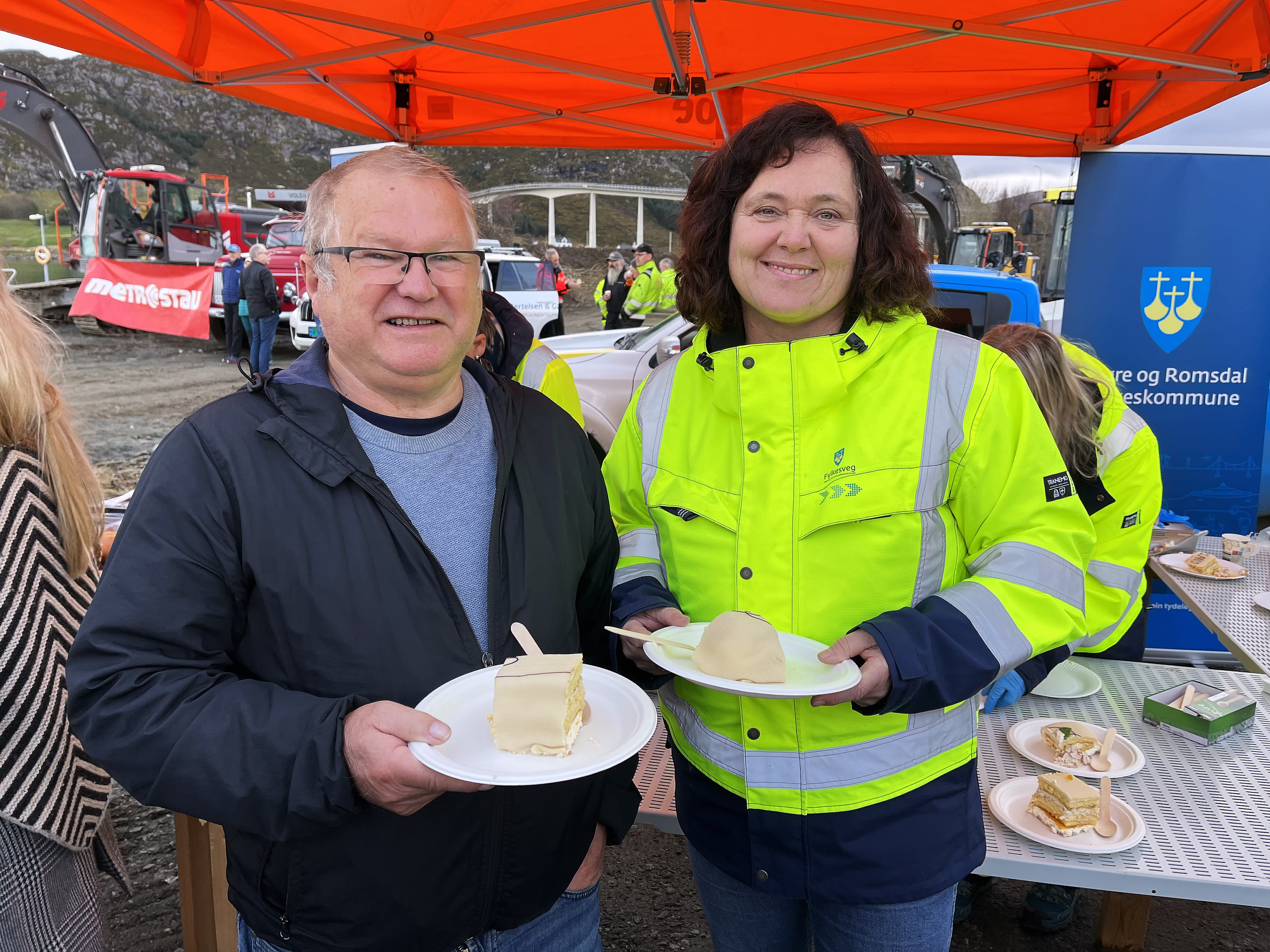 Bjarne feira brubygging med kake - smp.no