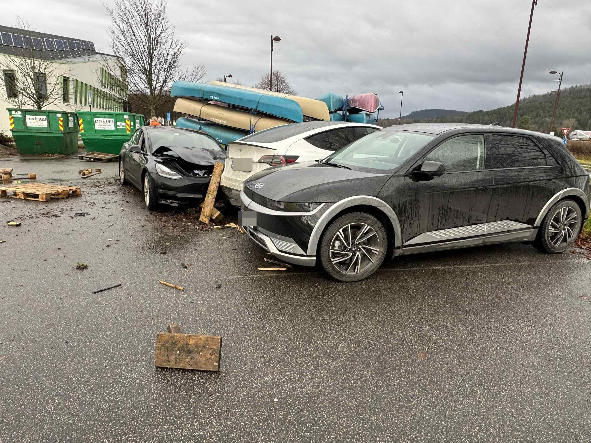 Truffet av Tesla: – Glad ingen ble skadet - varden.no