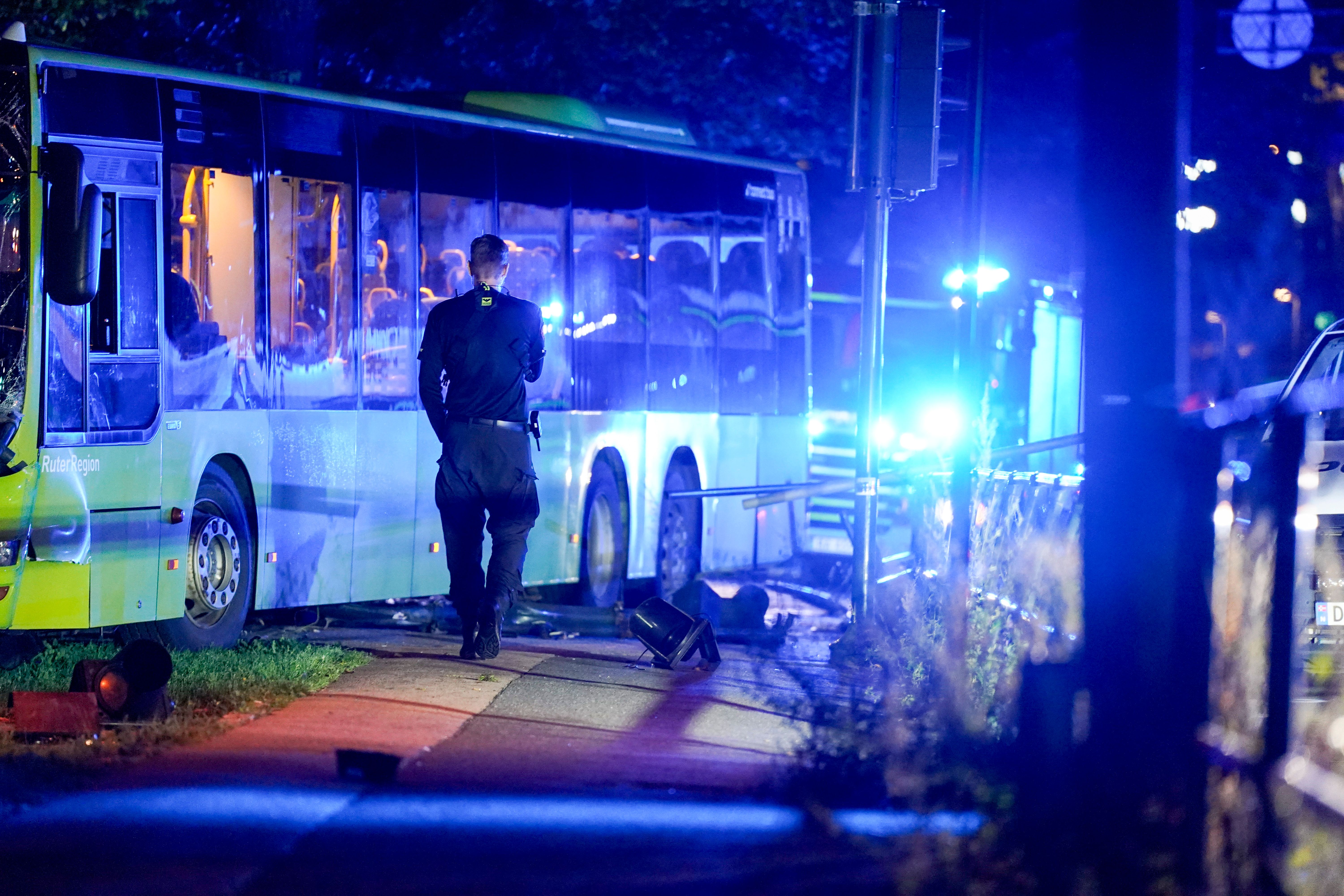 Sjåføren siktet etter at buss braste inn i skole i Oslo onsdag kveld ...