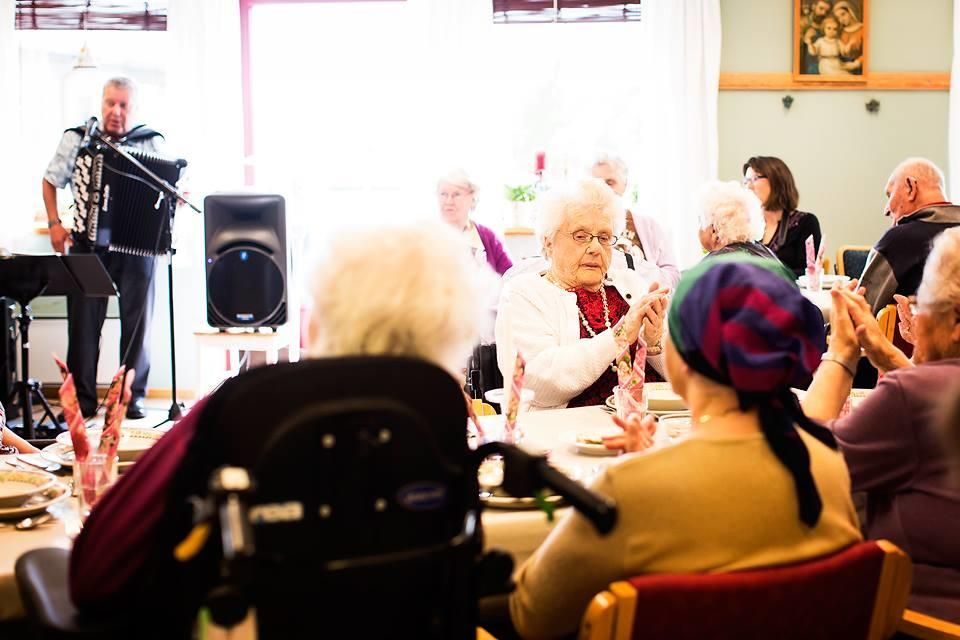 Inviterer til svingende allsang med Torstein - avisafroya.no