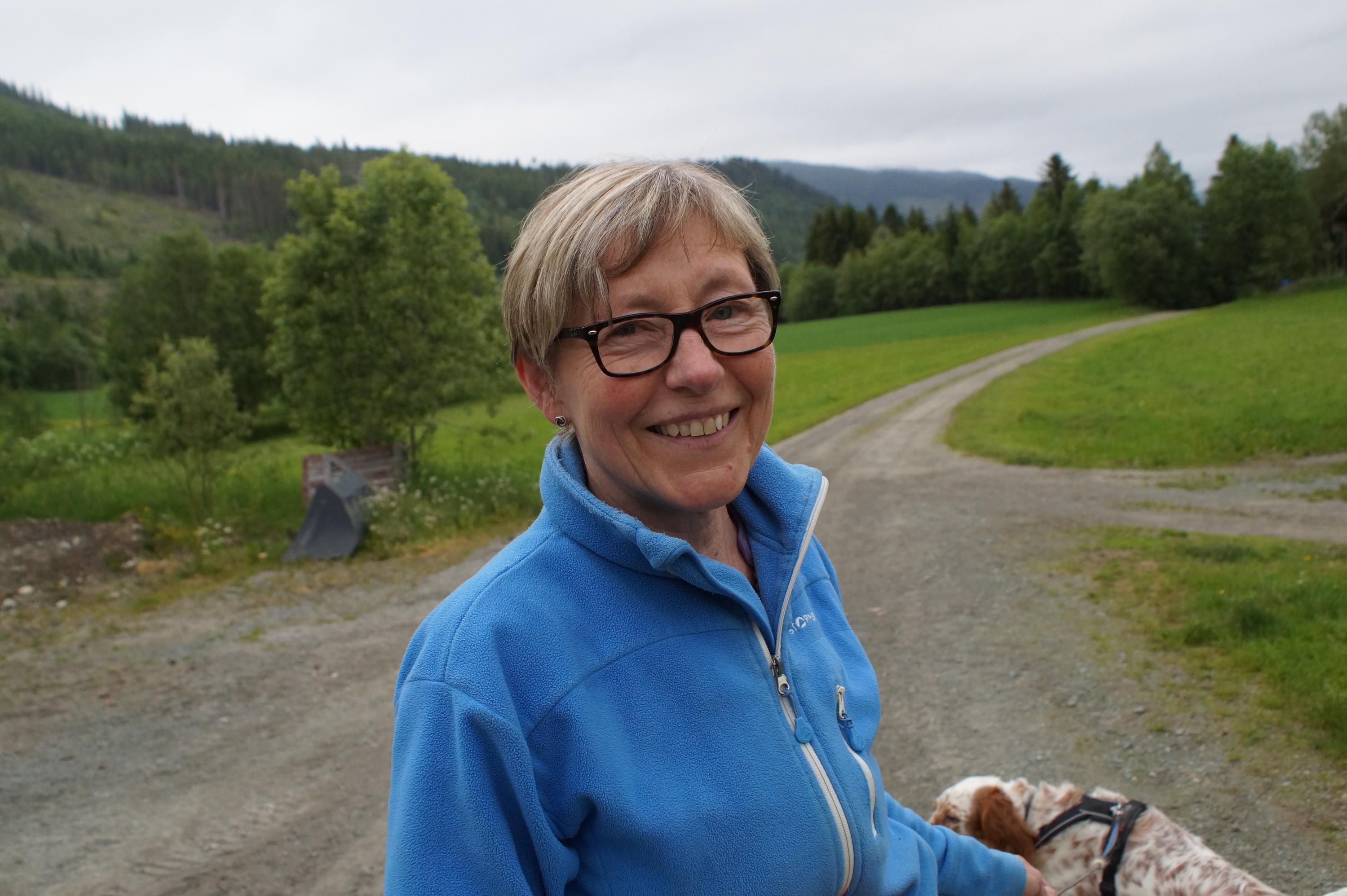 Lærer bort strikking i Soknes leir - tronderbladet.no