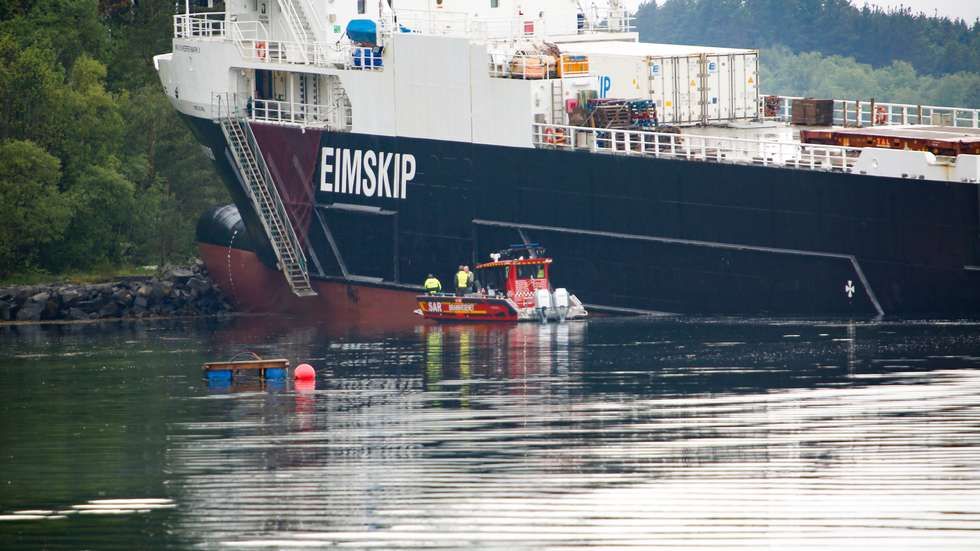 Lasteskip trukket av grunn ved Ålesund – ikke mistanke om lekkasje - smp.no