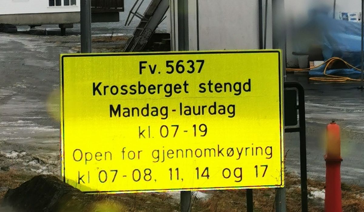 Skiltet om vegstenging har stått sidan mars utan at det har vore ... Skiltet om vegstenging har stått sidan mars utan at det har vore ...