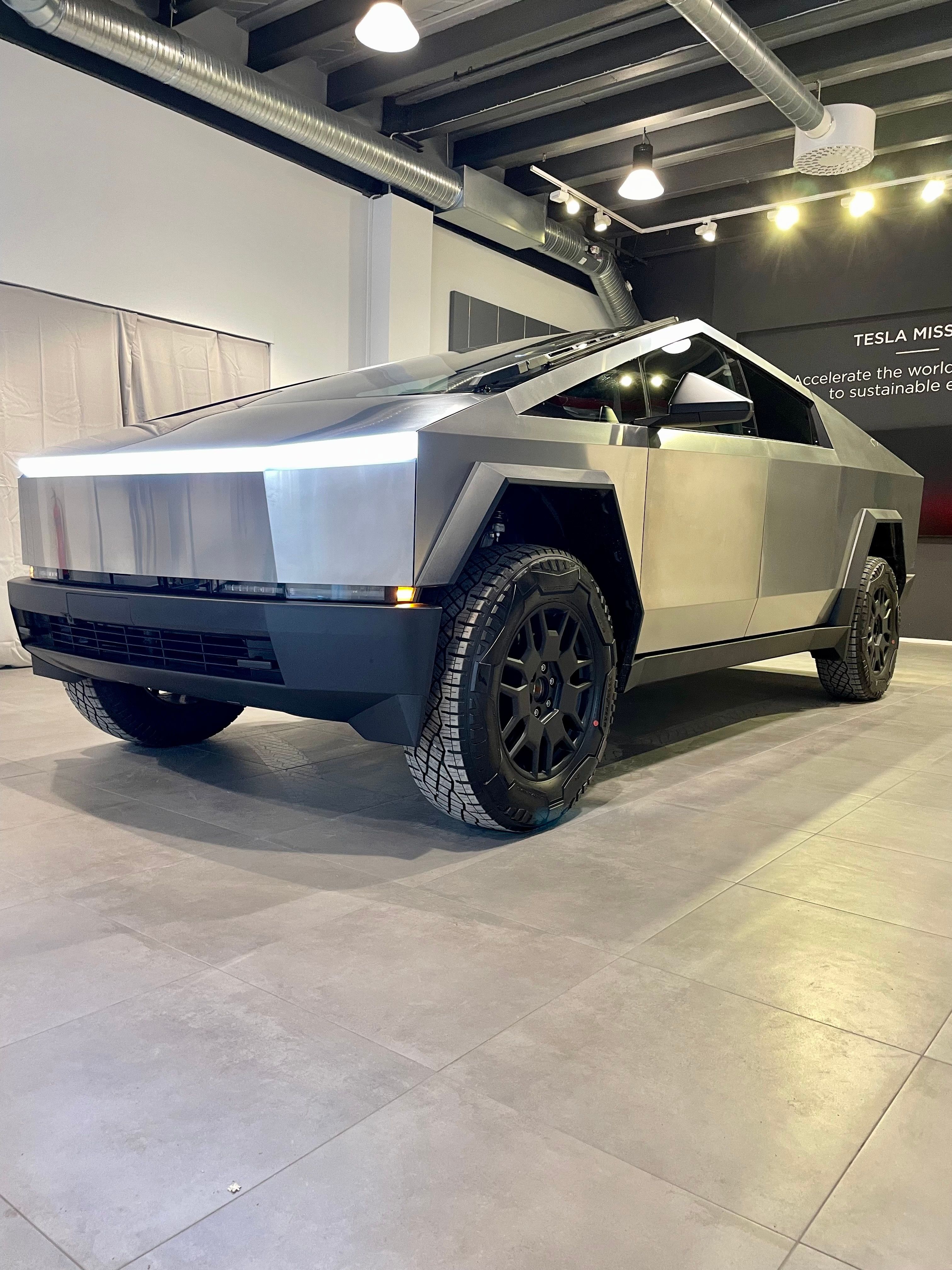 Tesla Cybertruck sniktitt: Teslas monstertruck på plass i Norge - smp.no