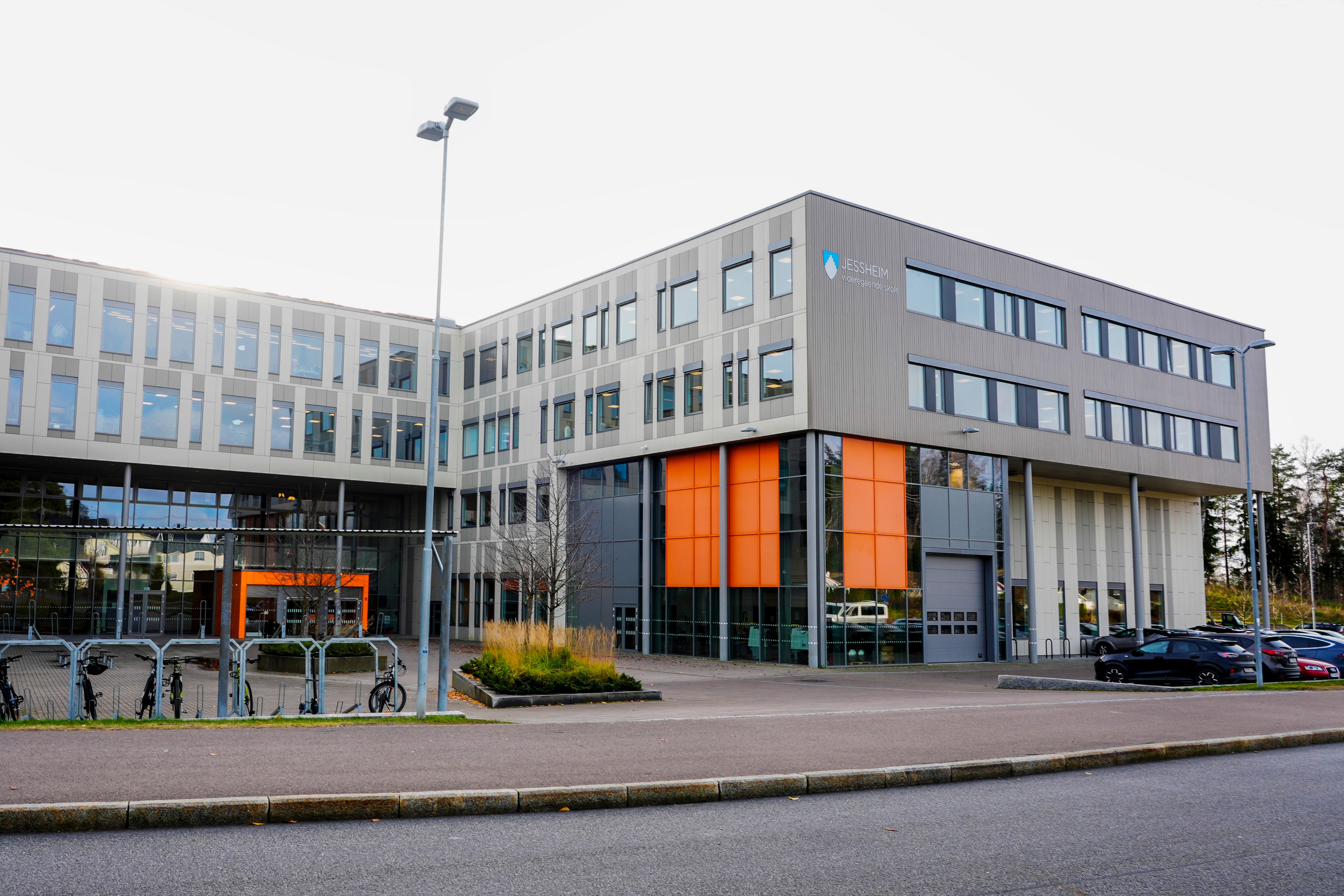 Drapssiktet 17-åring fengsles etter knivstikking på skole i Jessheim ...