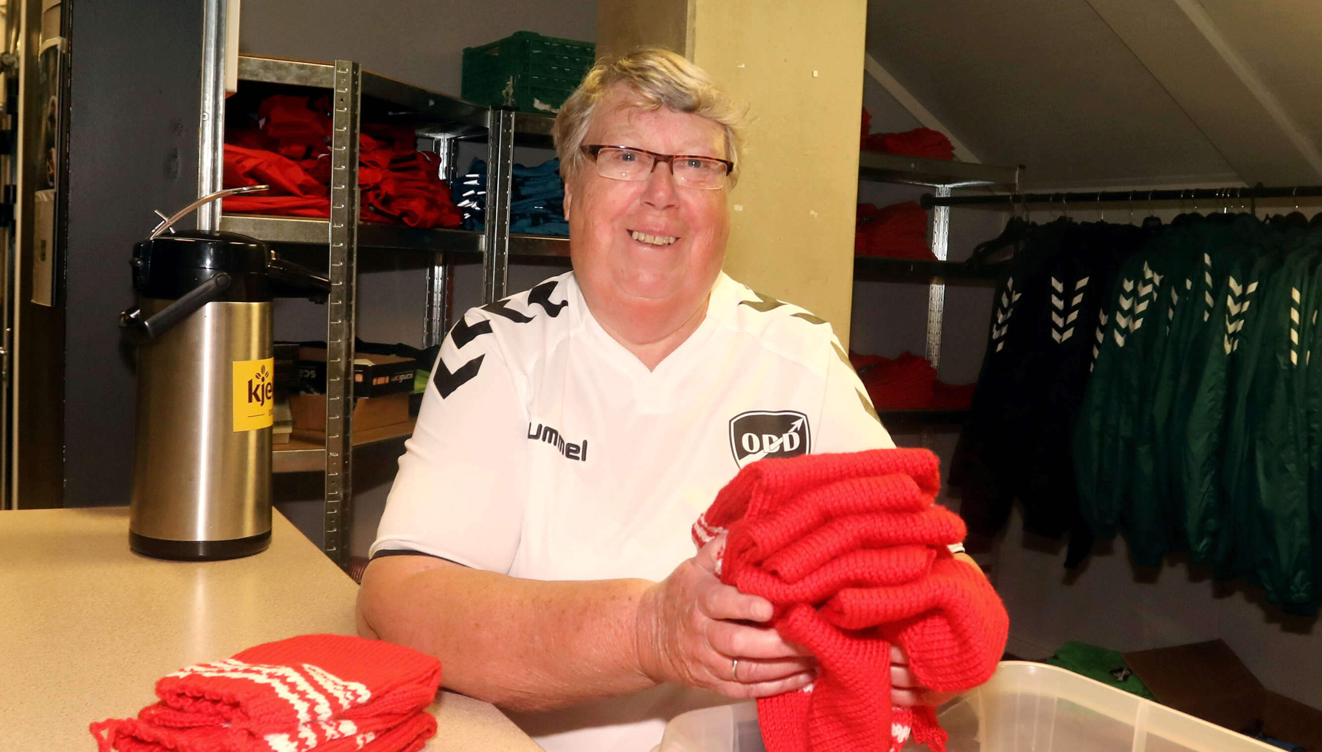 Pensjonist Tone kunne egentlig tenkt seg ny sofa. Men hun gir pengene ...