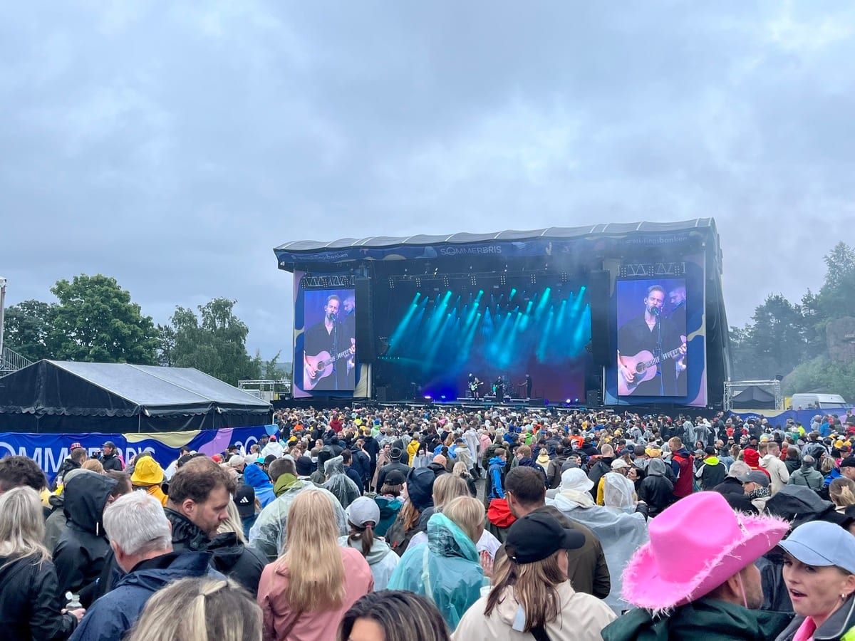 Nå er Smith & Thell på scenen - publikum stimler mot scenen - fvn.no