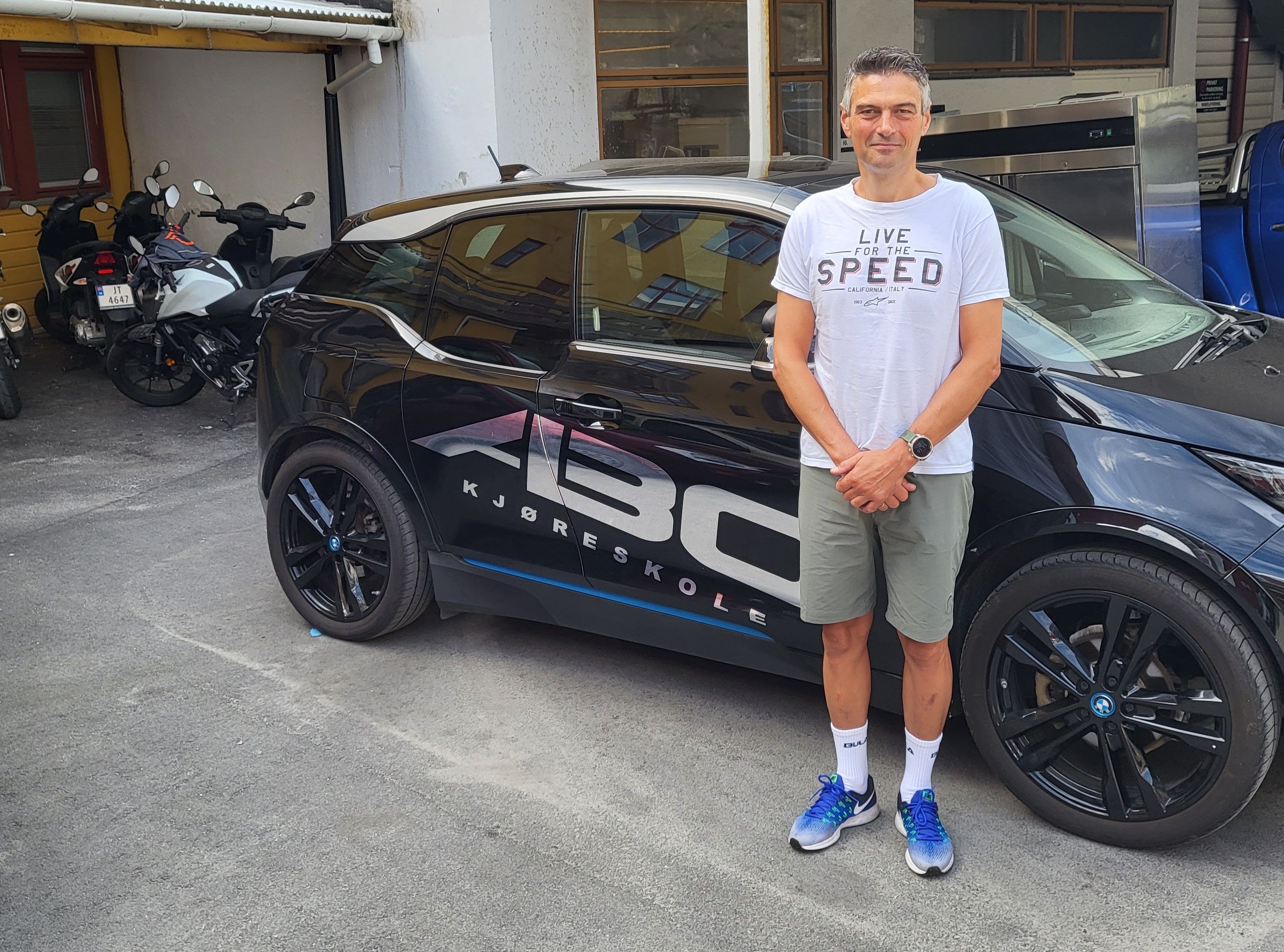 Rekordhøye drivstoffpriser gir dyrere førerkort - tror ikke på endring ...