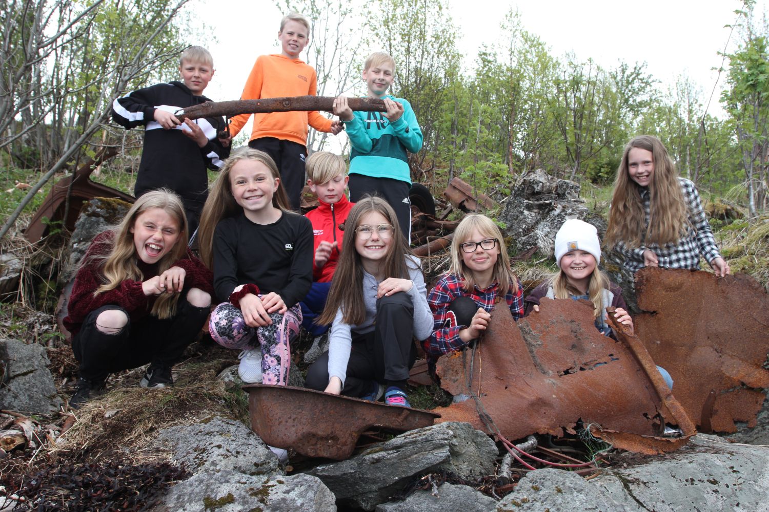 5. klasse fant gammelt bilvrak i fjæra: – Vi tenkte "oh shit" - folkebladet.no