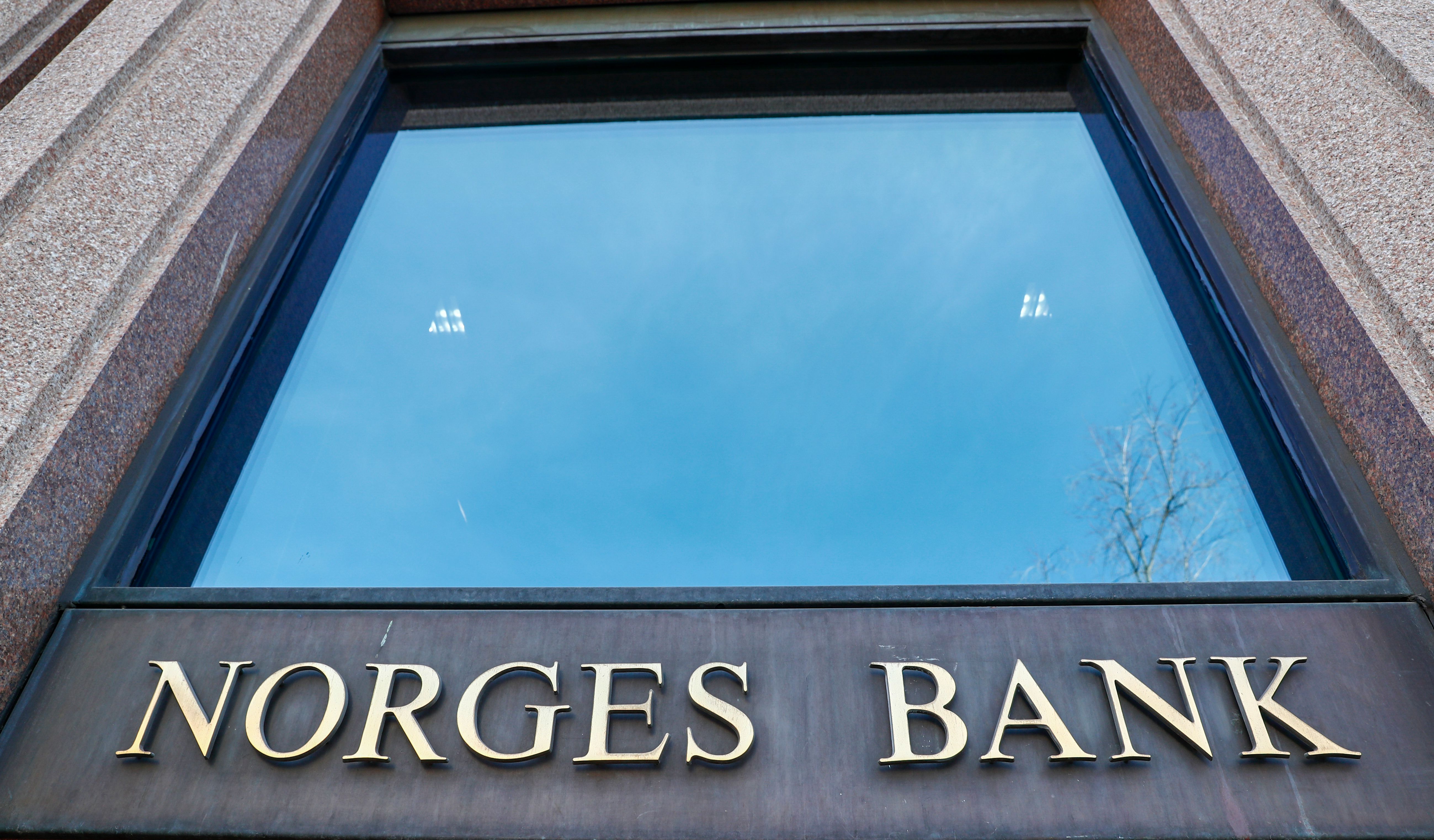 Norges Bank: Økonomene venter en prisstigning på 4,9 prosent om tolv ...