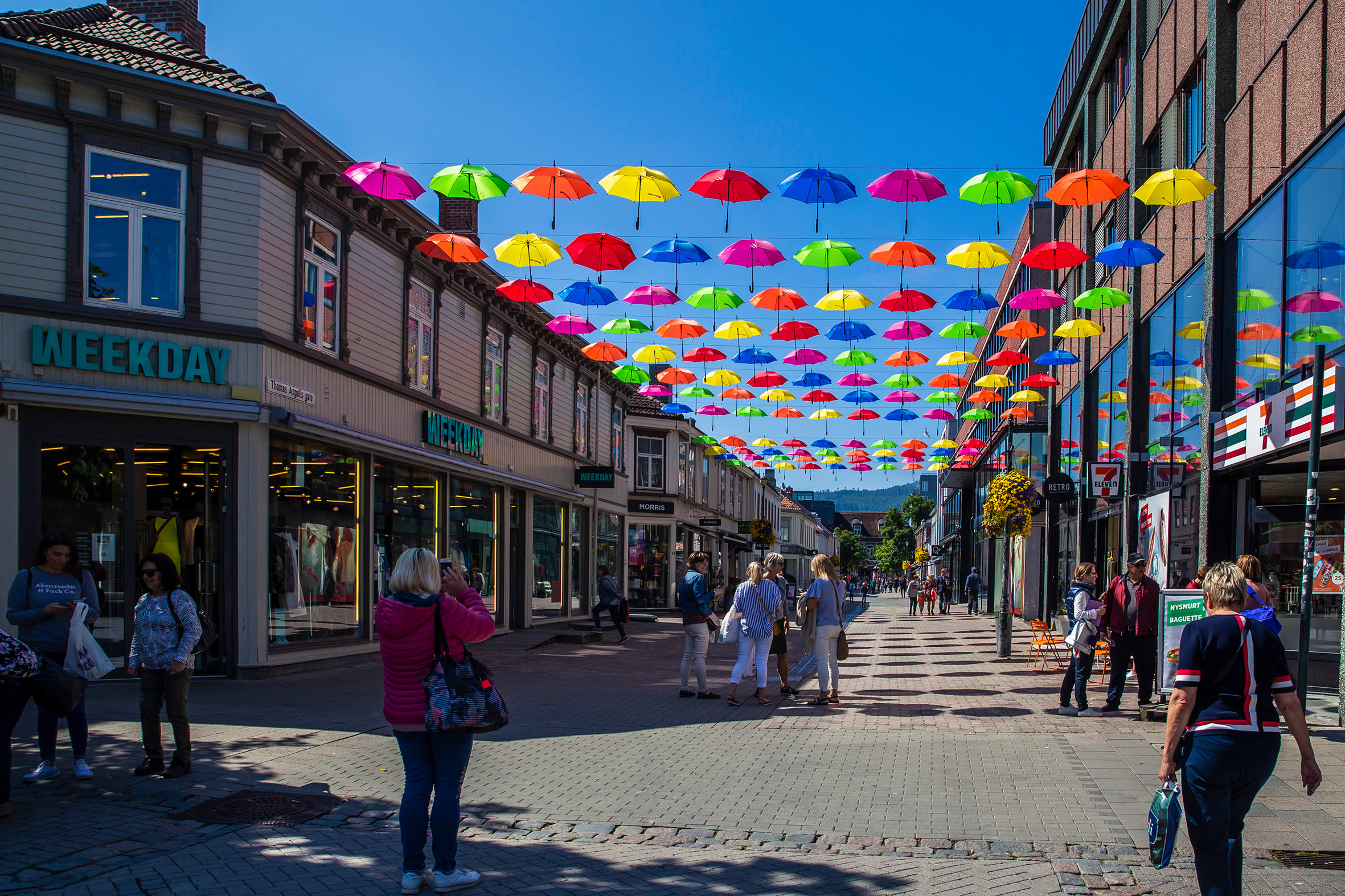 Derfor er det hengt opp paraplyer over Thomas Angells gate - adressa.no