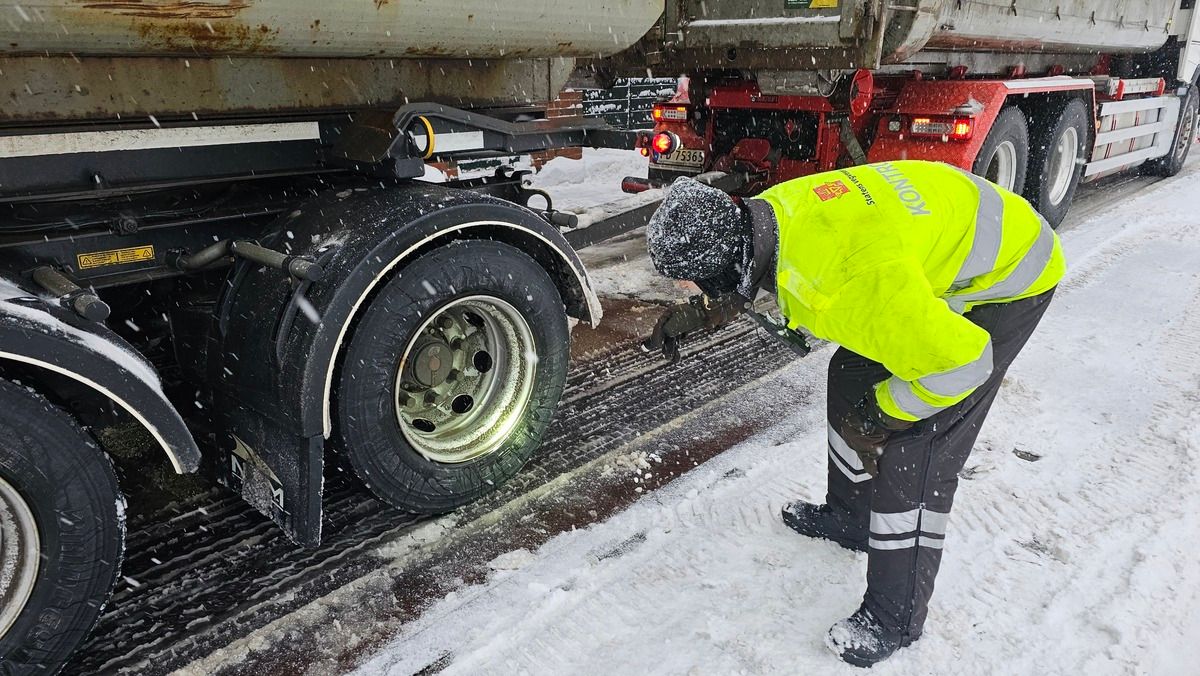 Sjekker om bilene er riktig skodd - agderposten.no