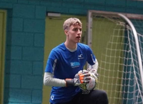 Sander (18) har mål om å leva av fotballen: – Det å sleppa å sitja på ...