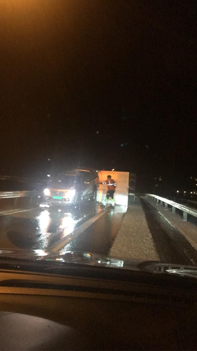 Stor henger veltet - veien sperret - hitra-froya.no