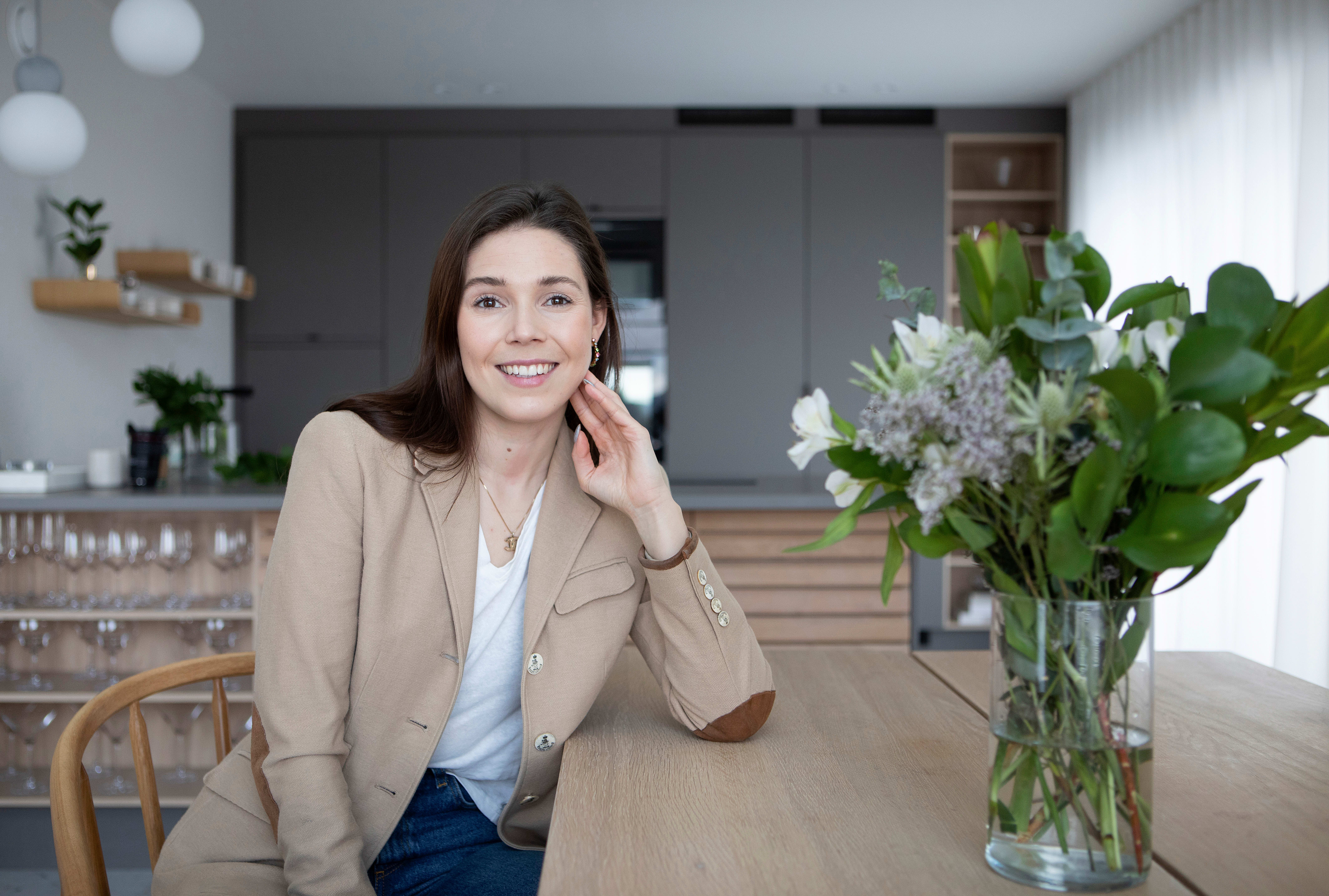 Fem meter under taket og minimalistisk stil: – Jeg liker at det er lett ...