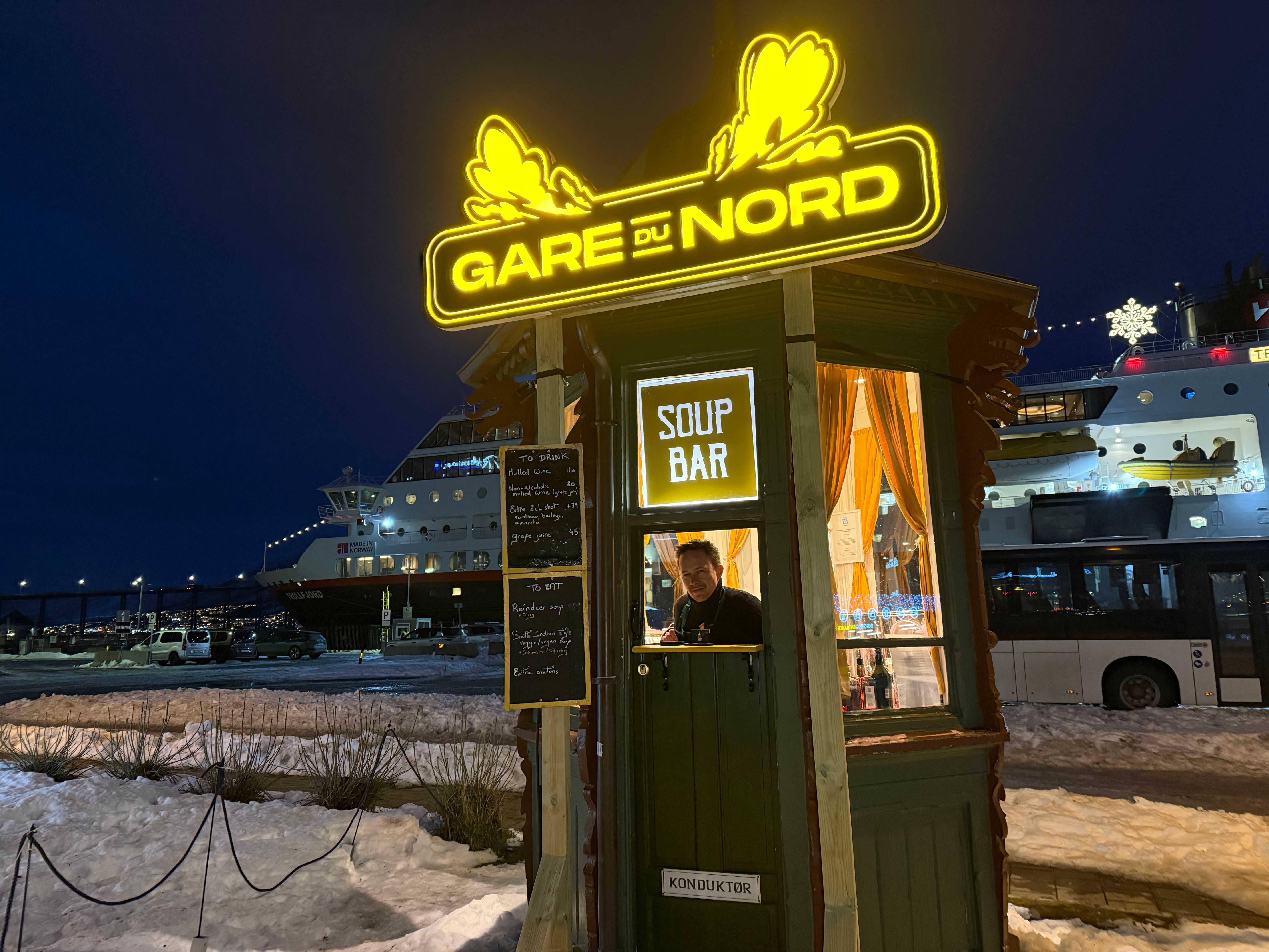 Nathaniel har åpnet en helt spesiell kiosk – på et litt spesielt sted ...